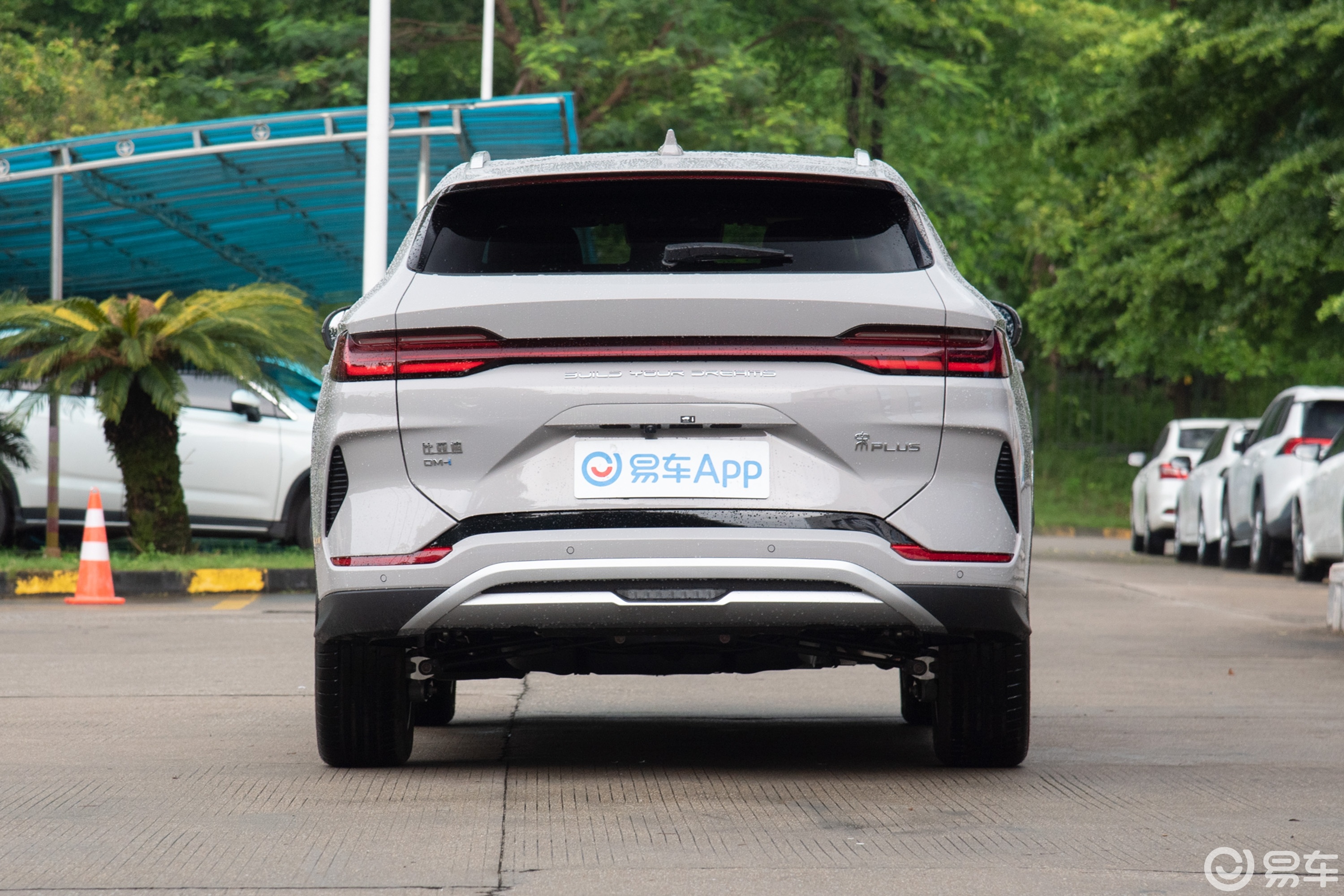 【宋PLUS新能源DM-i 冠军版 1.5L 110km 旗舰PLUS正后水平图片-汽车图片大全】-易车