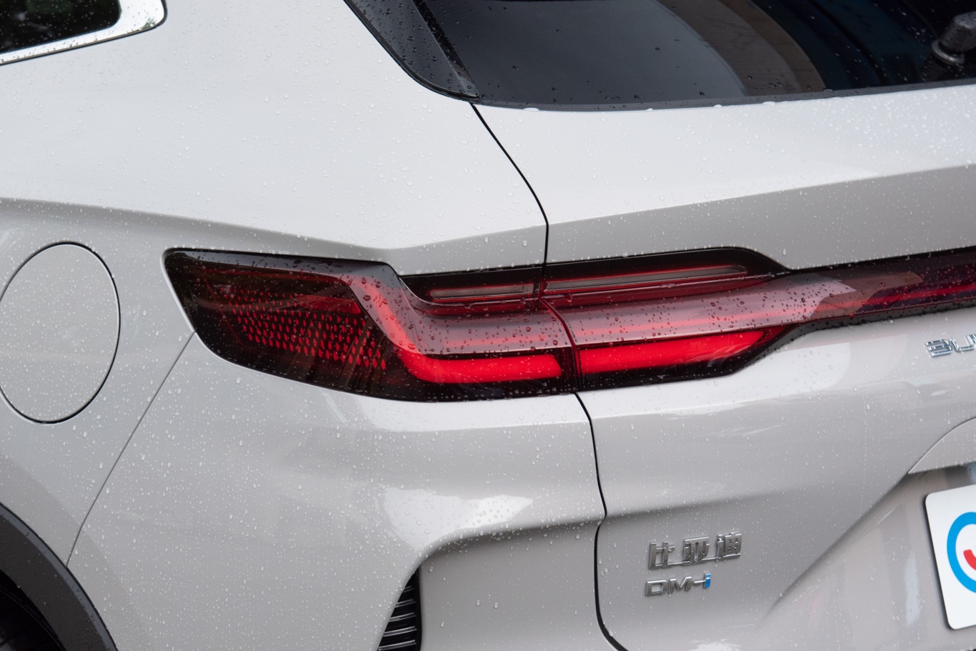 【宋PLUS新能源DM-i 冠军版 1.5L 110km 旗舰PLUS尾灯侧45度俯拍图片-汽车图片大全】-易车