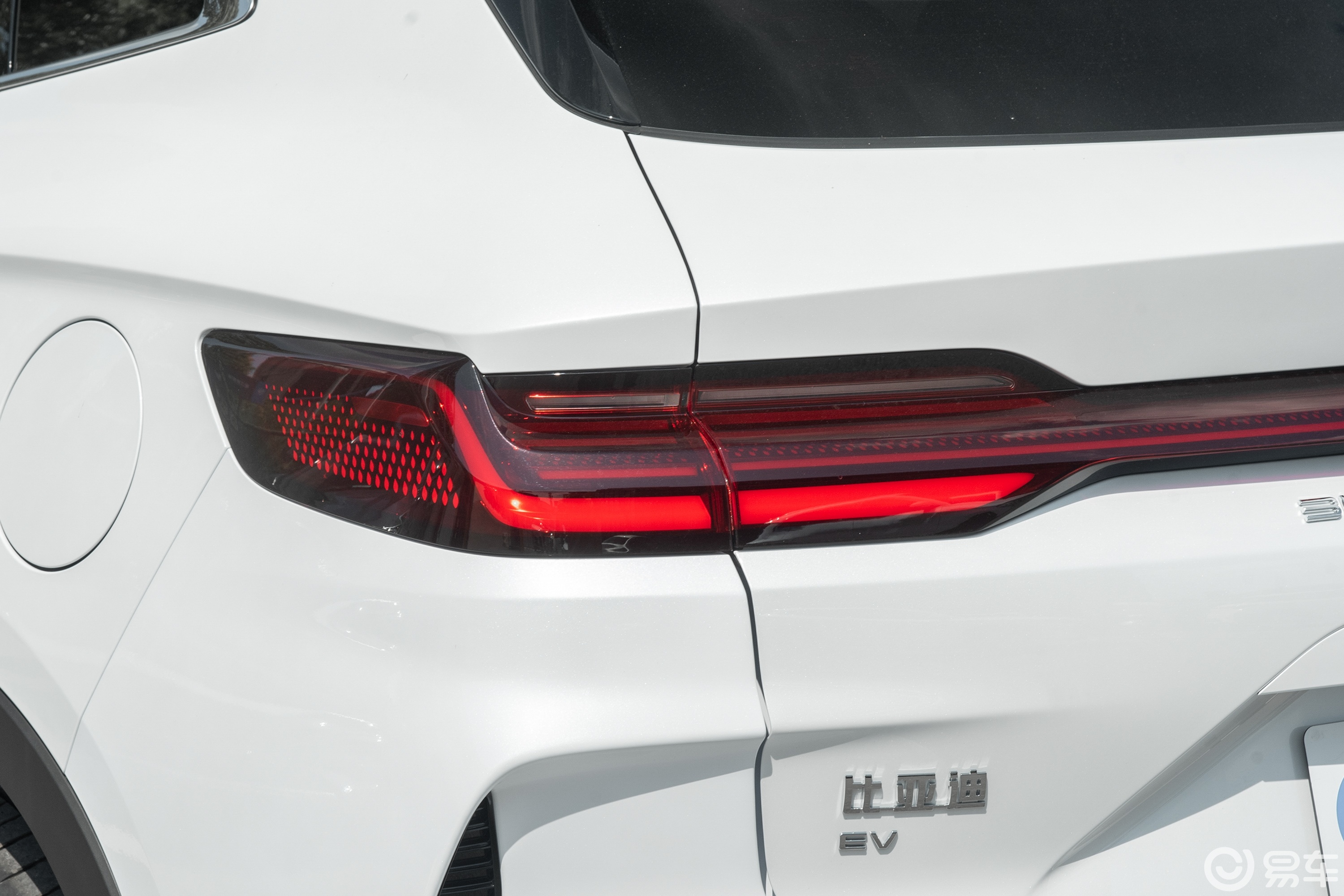 【宋PLUS新能源EV 冠军版 520km 尊贵型尾灯侧45度俯拍图片-汽车图片大全】-易车