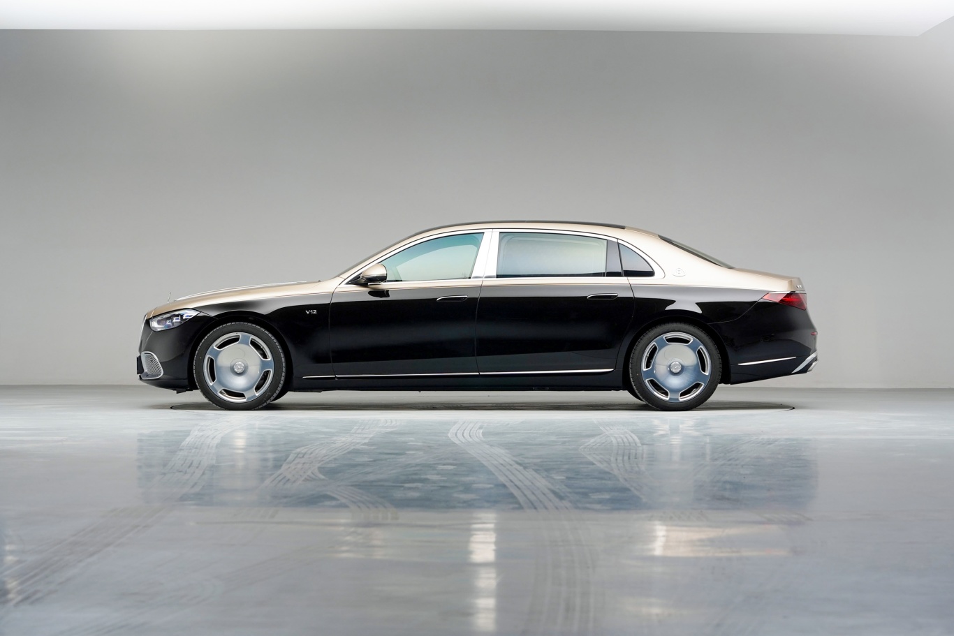 【迈巴赫S级S 680 4MATIC正侧车头向左水平图片-汽车图片大全】-易车