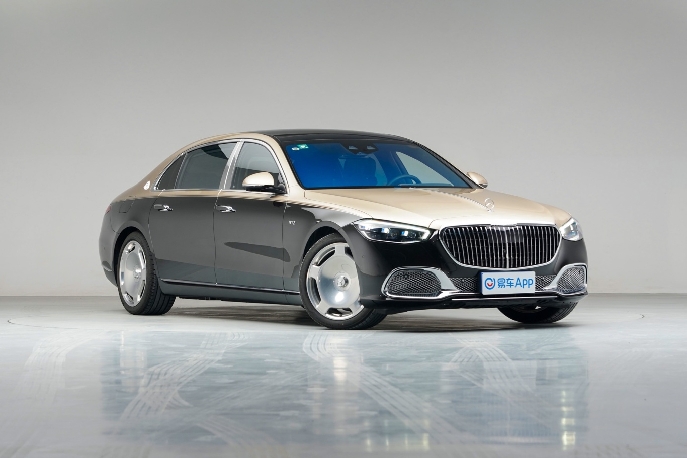 【迈巴赫S级S 680 4MATIC 匠心高定首发版-双色侧前45度车头向右水平图片-汽车图片大全】-易车