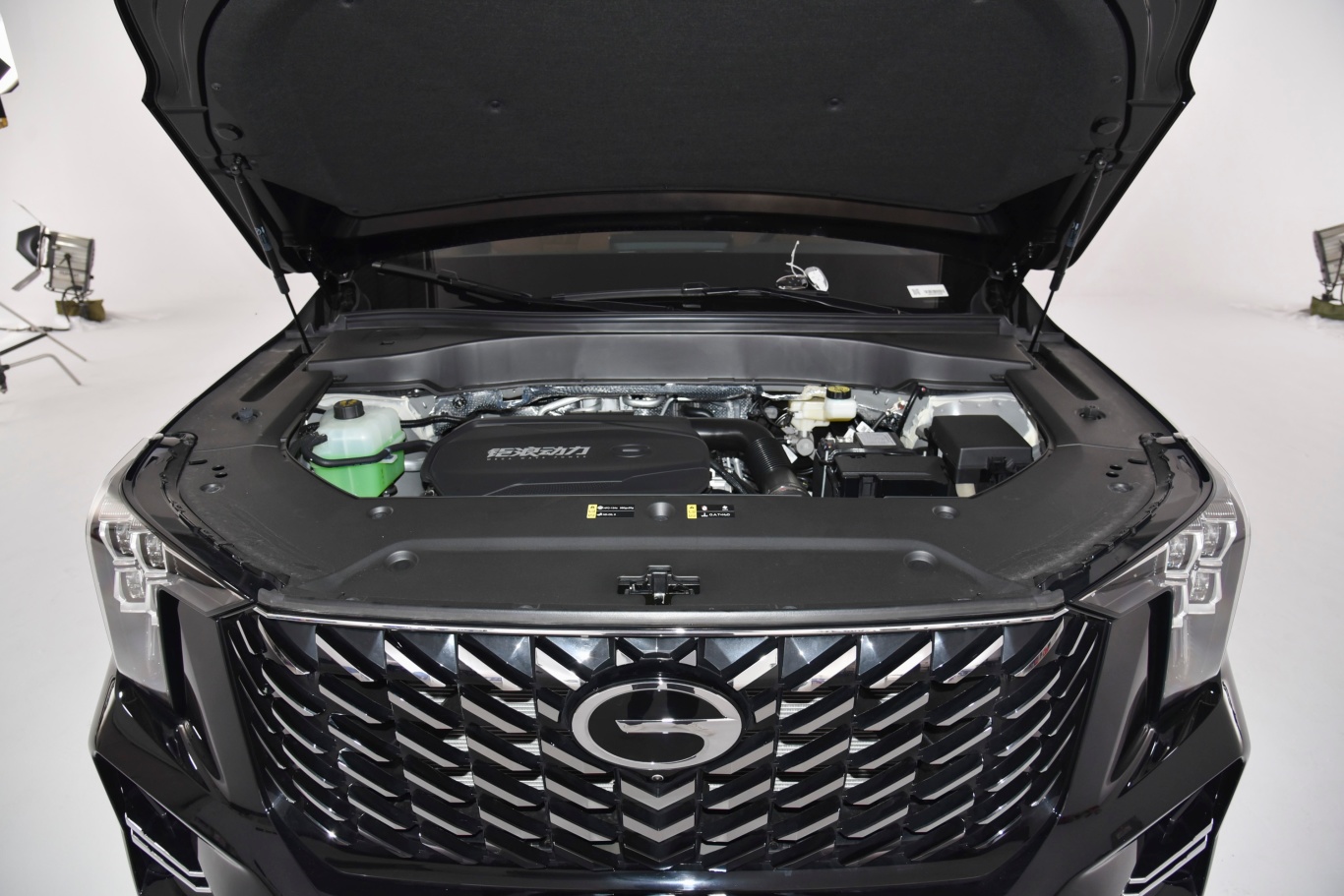 【传祺GS8领航系列 2.0T 两驱豪华智联版 7座发动机舱整体图片-汽车图片大全】-易车