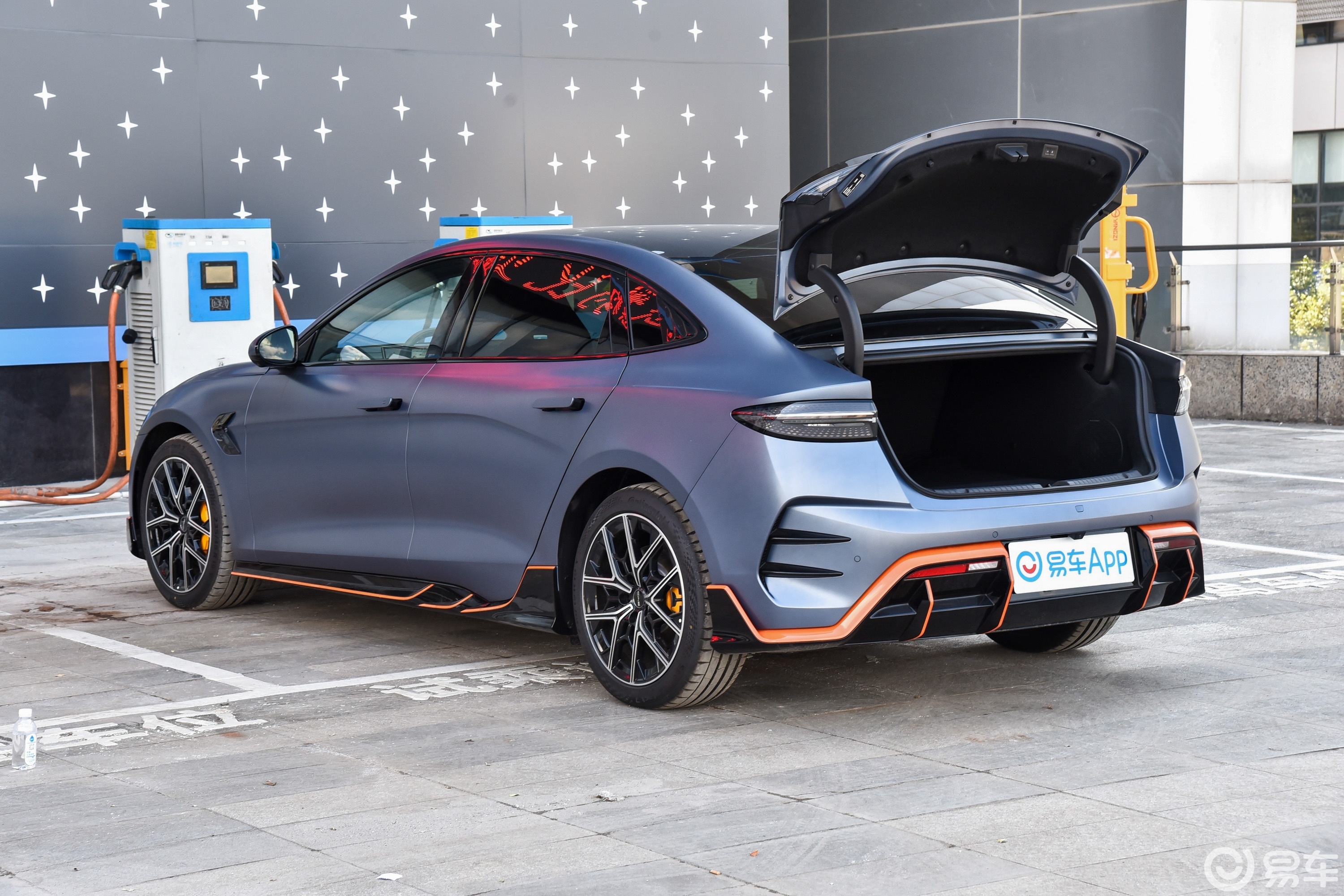 【海豹冠军版 EV 650km 四驱性能版后备厢开启45度侧拍图片-汽车图片大全】-易车