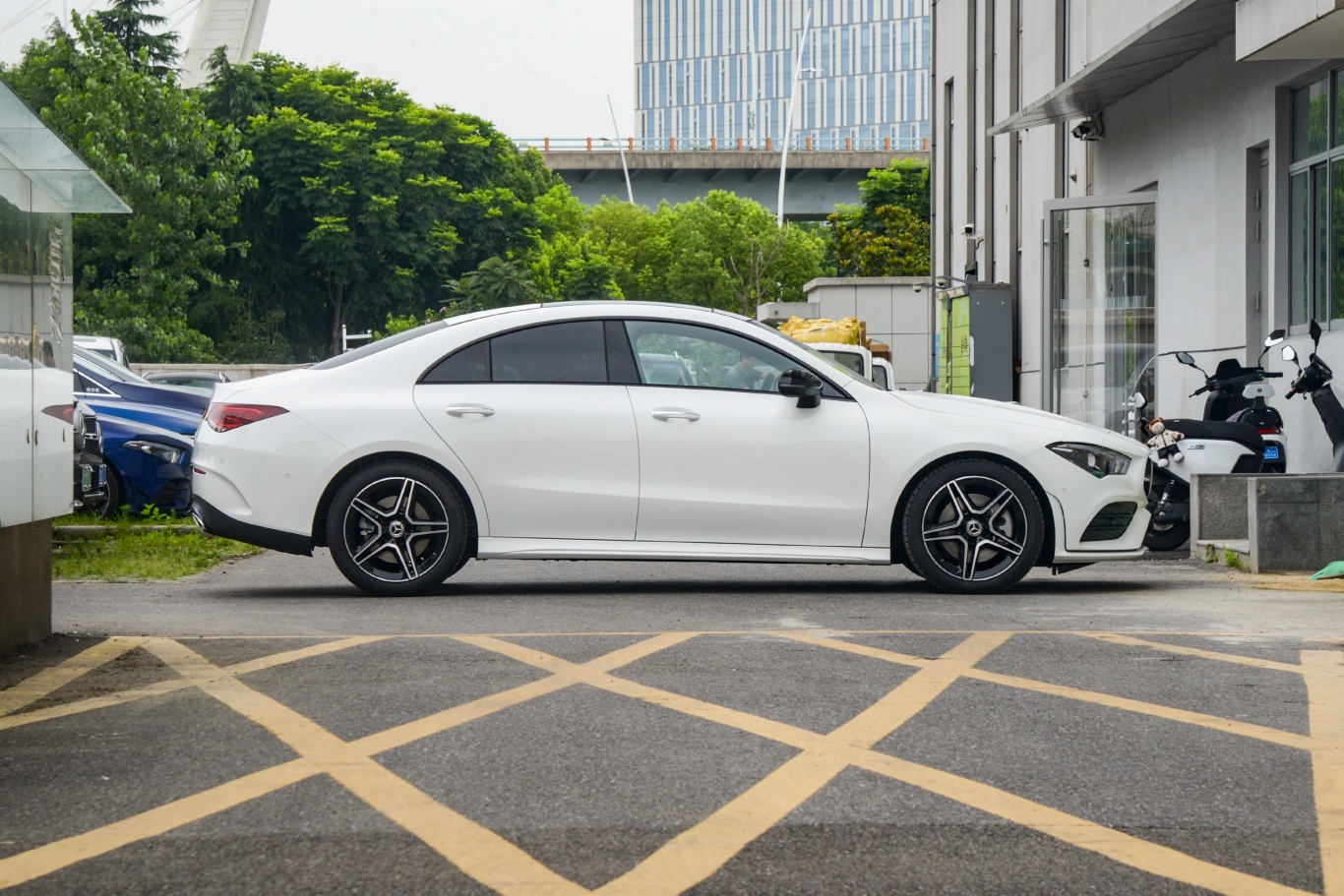 【奔驰CLA级改款 CLA 260 4MATIC正侧车头向右水平图片-汽车图片大全】-易车