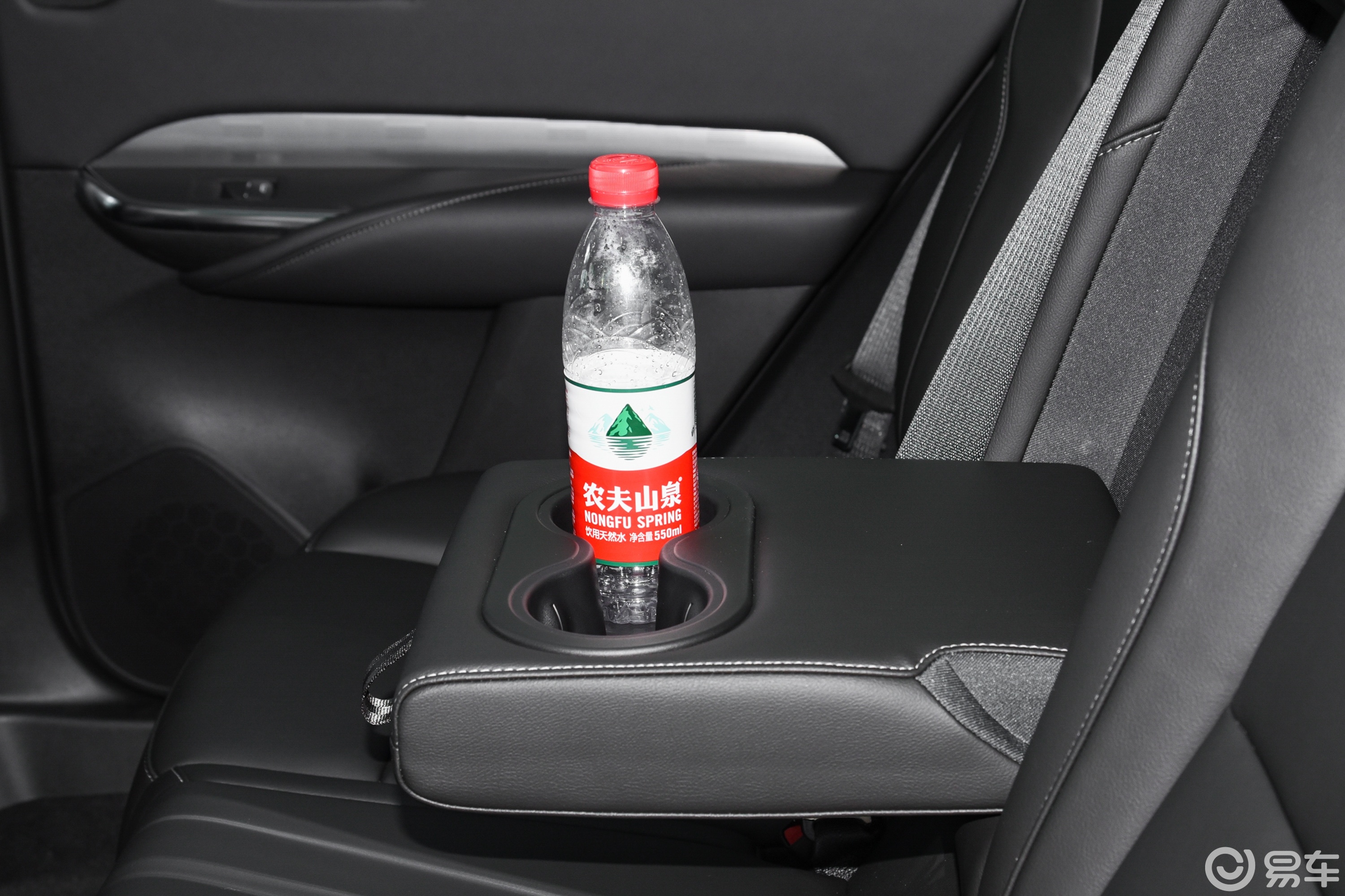 【凯迪拉克XT428T 两驱豪华型后排杯架图片-汽车图片大全】-易车