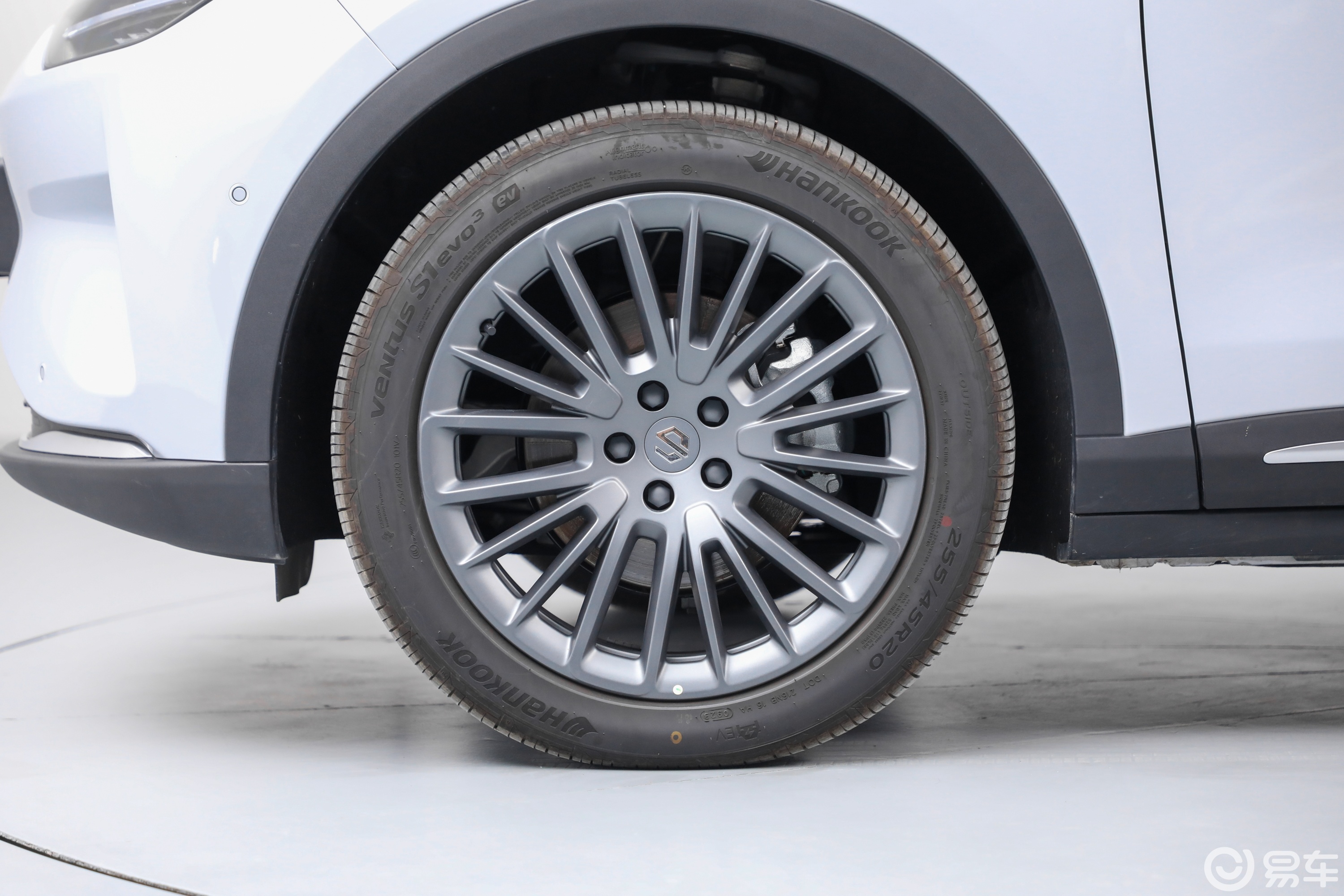 【零跑C11 纯电动650km 650后驱智享版前轮毂造型图片-汽车图片大全】-易车