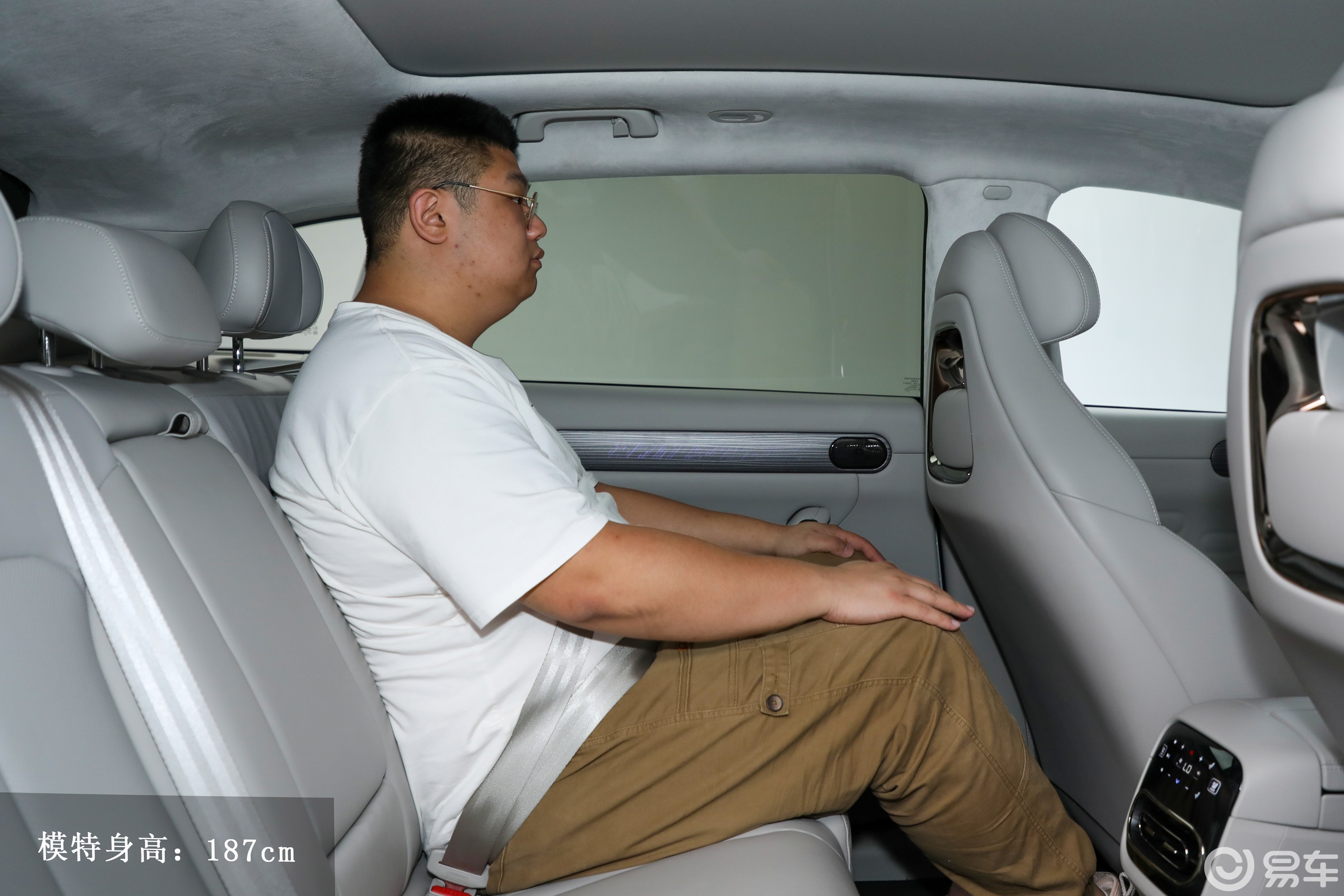 【零跑C11 纯电动650km 650后驱智享版后排空间体验图片-汽车图片大全】-易车