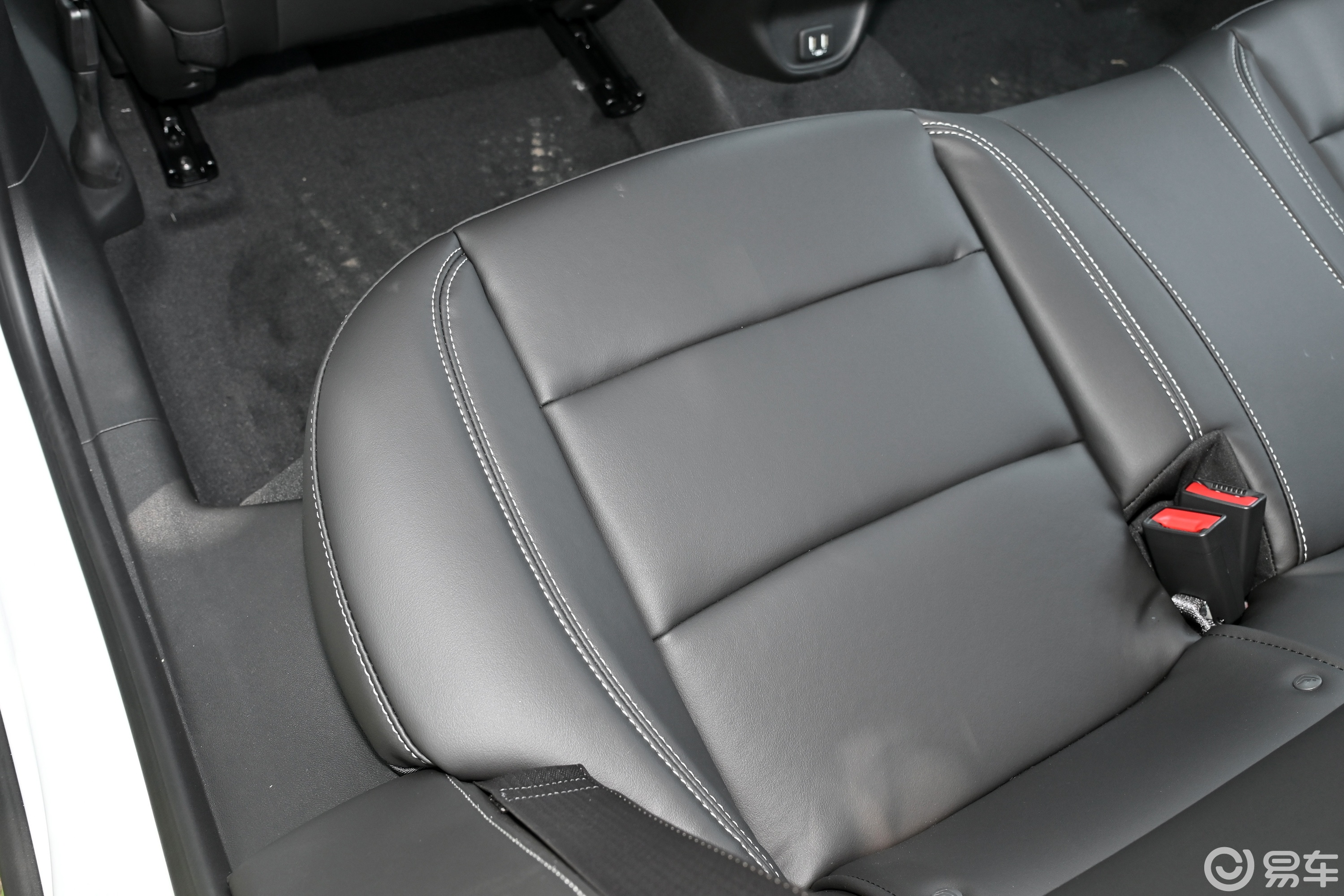 【君威25T 超享版后排空间图片-汽车图片大全】-易车