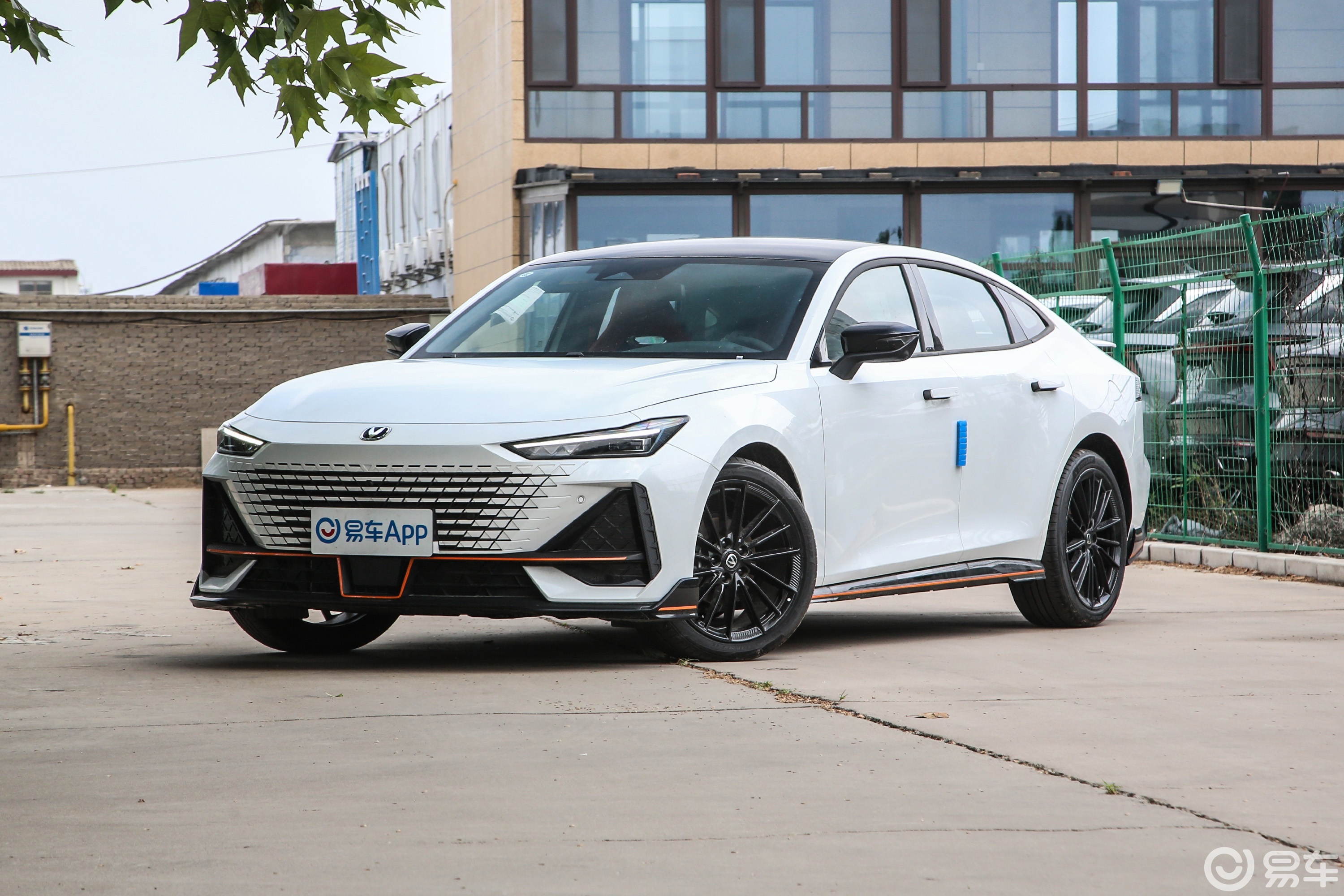 【长安UNI-V1.5T 运动版侧前45度车头向左水平图片-汽车图片大全】-易车