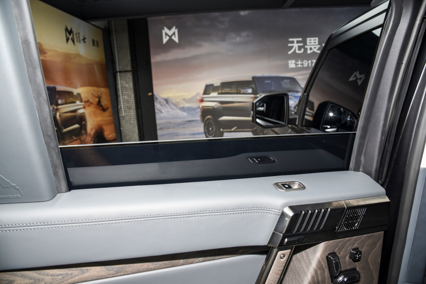 【猛士917增程式 156km 创始版后排玻璃材质特写图片-汽车图片大全】-易车