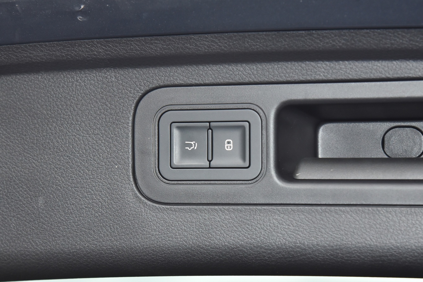 【腾势N8纯电动 640km 四驱顶配版电动尾门按键（手动扶手）图片-汽车图片大全】-易车