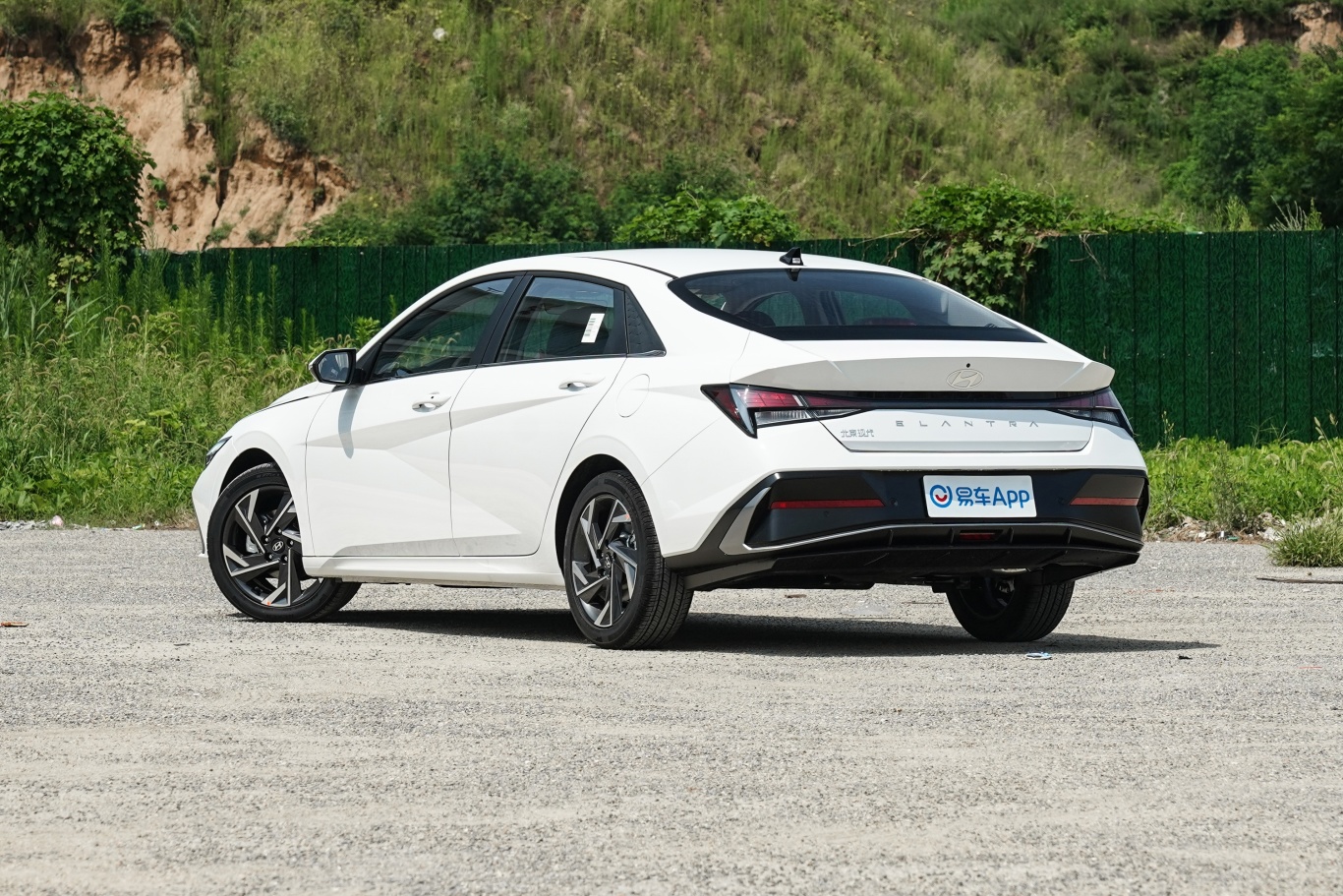 【伊兰特1.5L CVT精英版侧后45度车头向左水平图片-汽车图片大全】-易车