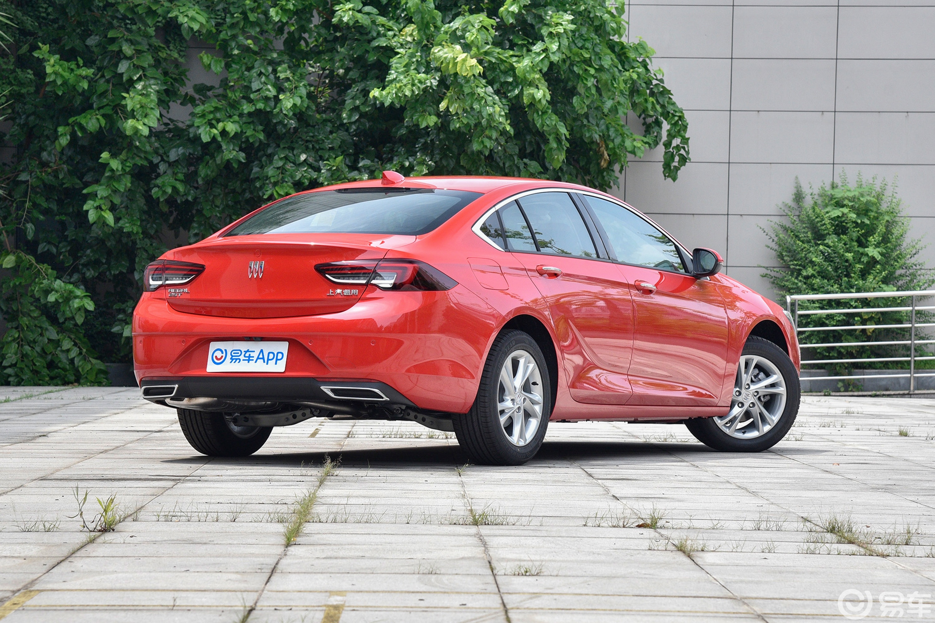 【君威25T 超享版侧后45度车头向右水平图片-汽车图片大全】-易车