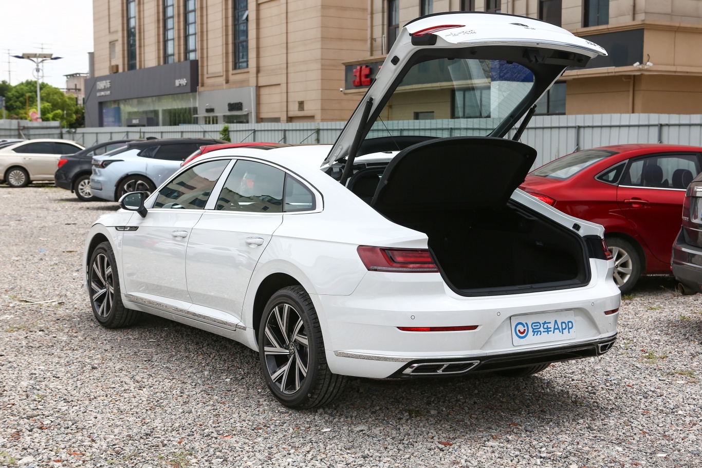 【一汽-大众CC330TSI 炫目版后备厢开启45度侧拍图片-汽车图片大全】-易车