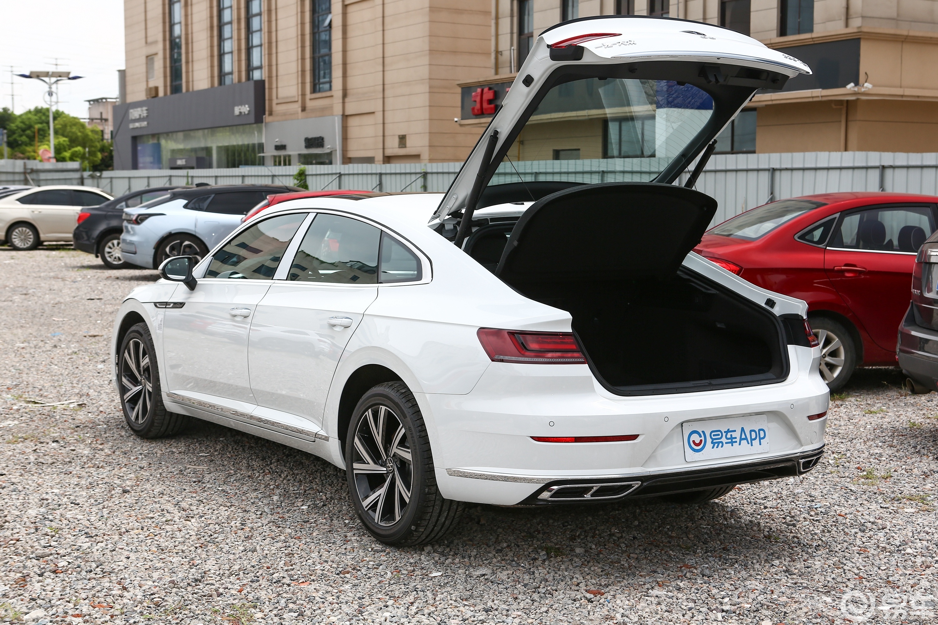 【一汽-大众CC改款 330TSI 炫目版后备厢开启45度侧拍图片-汽车图片大全】-易车