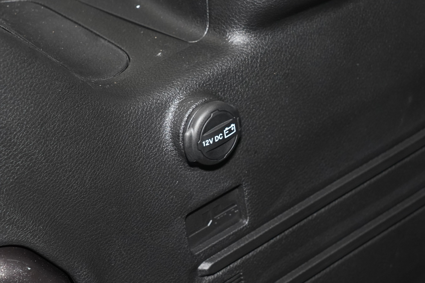 【牧马人2.0T 撒哈拉四门版行李厢电源接口图片-汽车图片大全】-易车