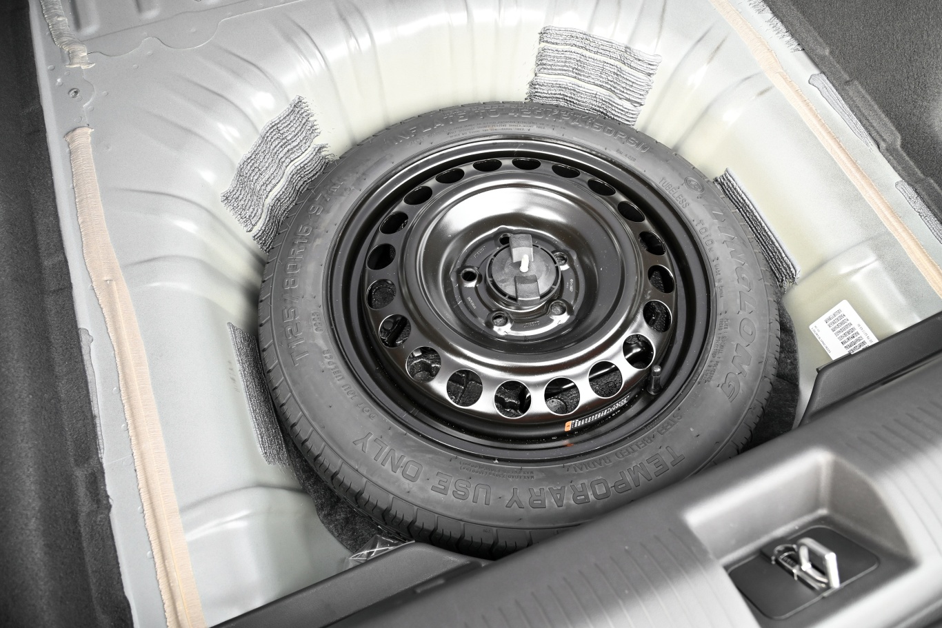 【君威28T 纵享版备胎图片-汽车图片大全】-易车