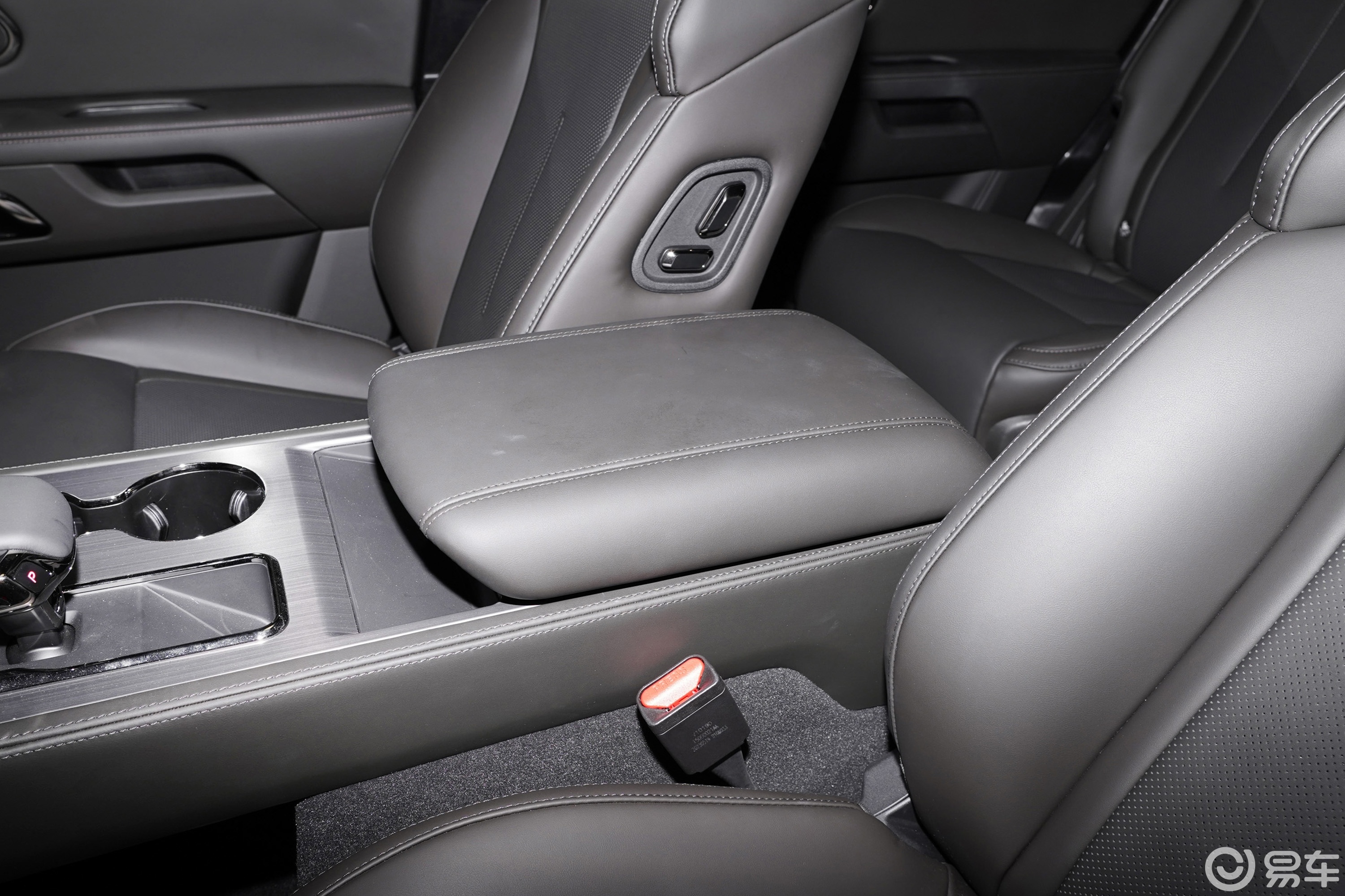 【极石011.5T 235km 全能版 7座前排中央扶手图片-汽车图片大全】-易车