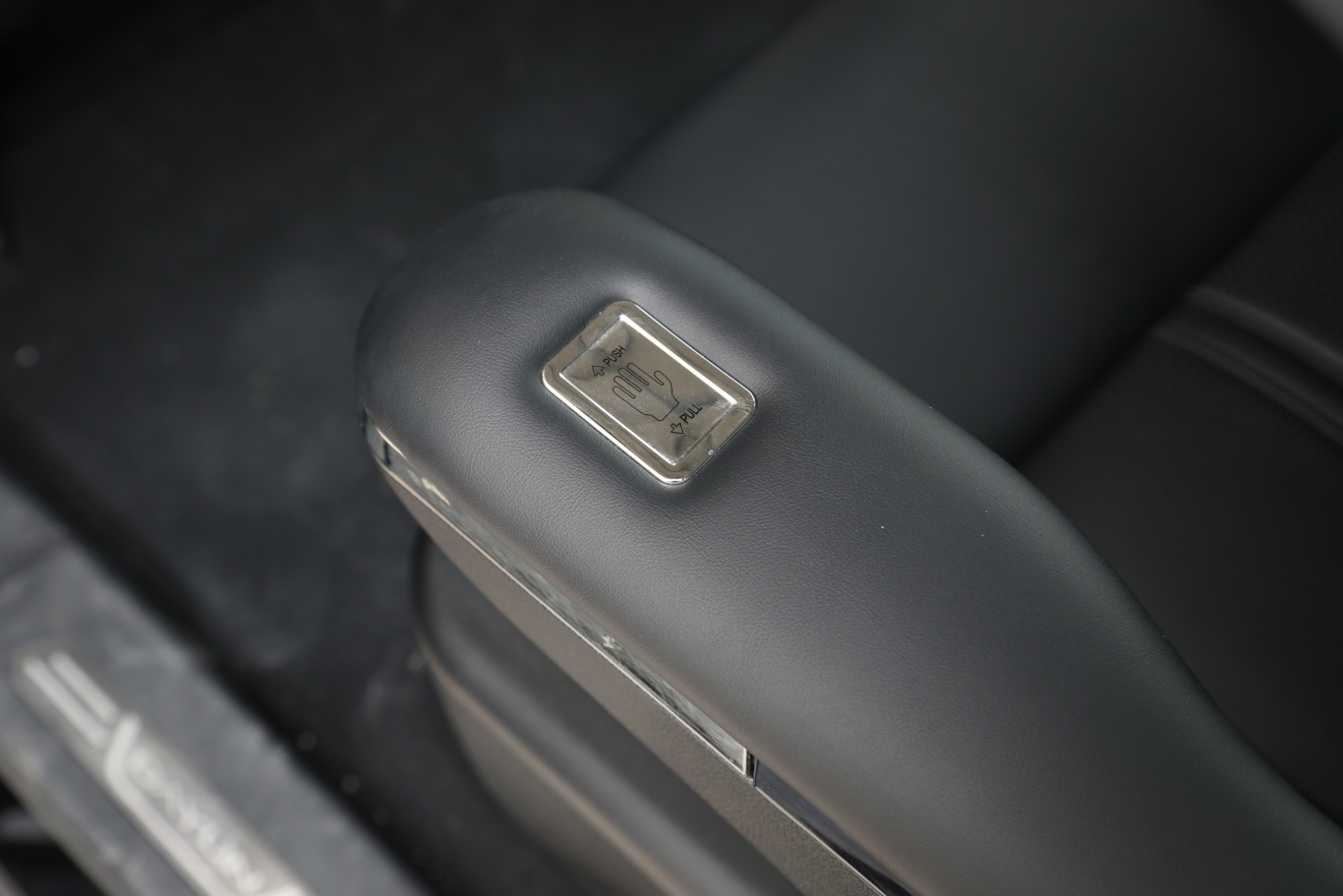 【远志M1改款 450km 头等舱 4座后排功能图片-汽车图片大全】-易车