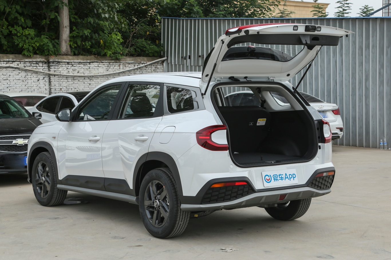 【现代ix35沐飒 2.0L GLS领先版后备厢开启45度侧拍图片-汽车图片大全】-易车