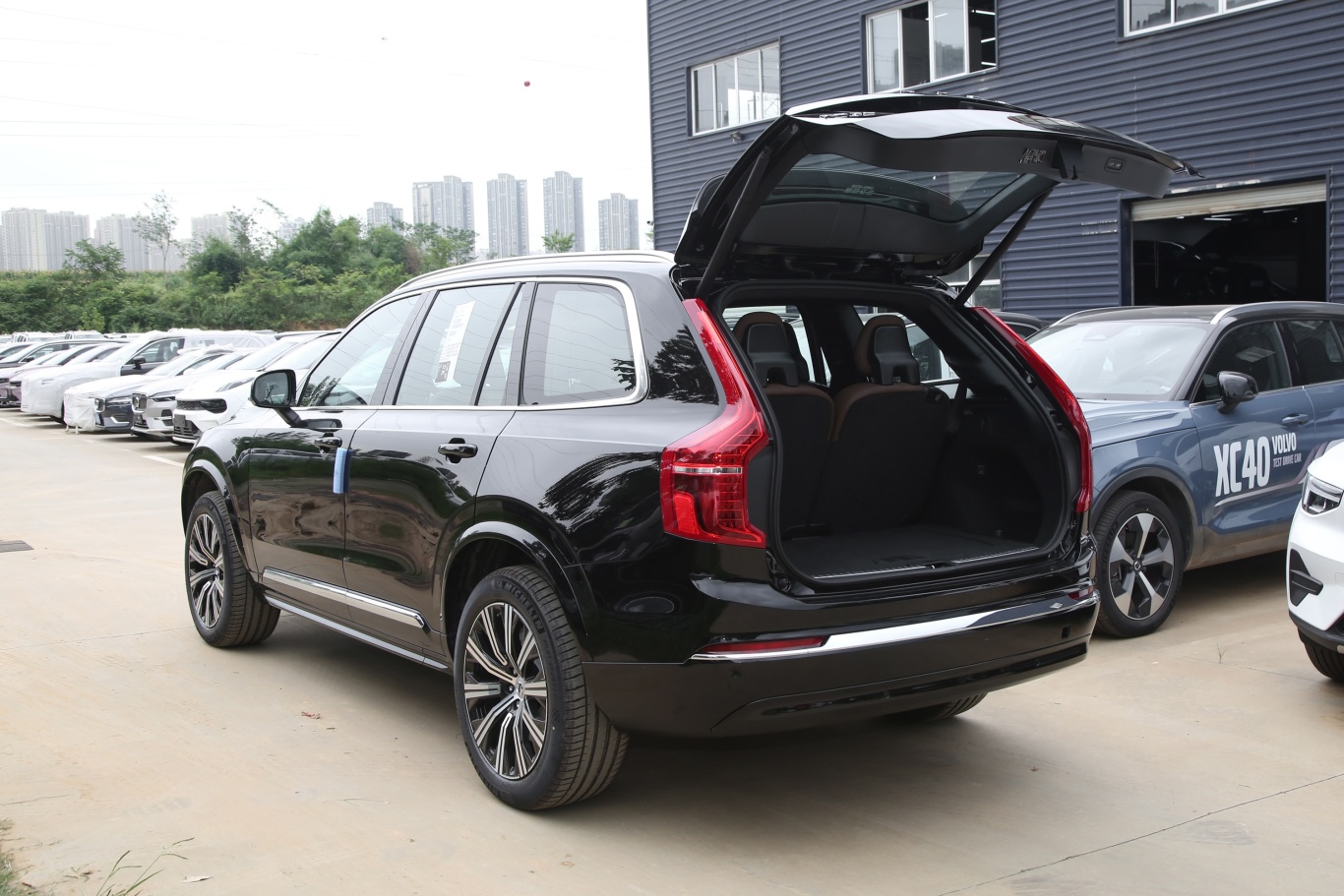 【沃尔沃XC90B5 智行豪华版 7座后备厢开启45度侧拍图片-汽车图片大全】-易车