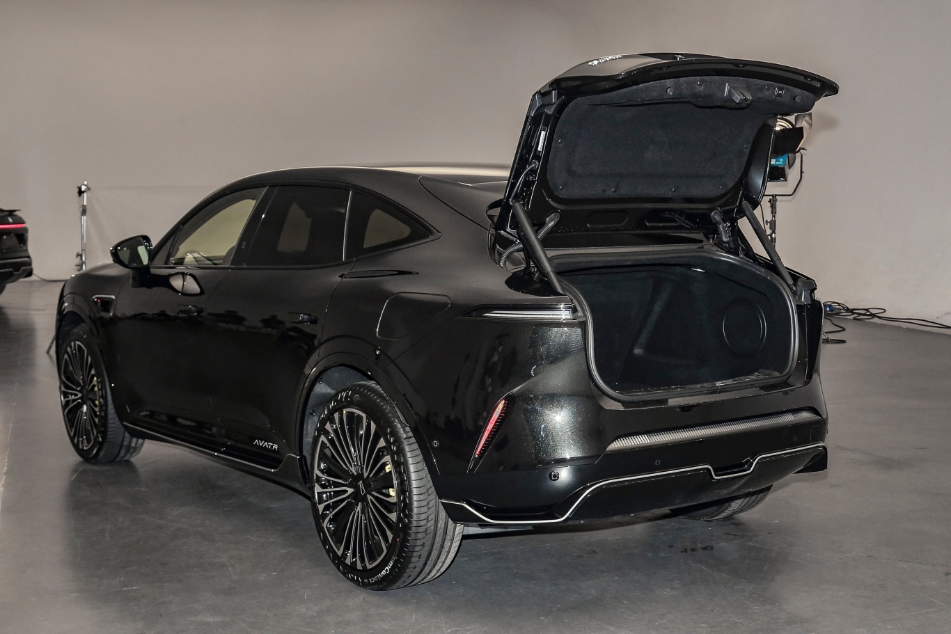 【阿维塔11鸿蒙版 580km 四驱奢享版 4座后备厢开启45度侧拍图片-汽车图片大全】-易车