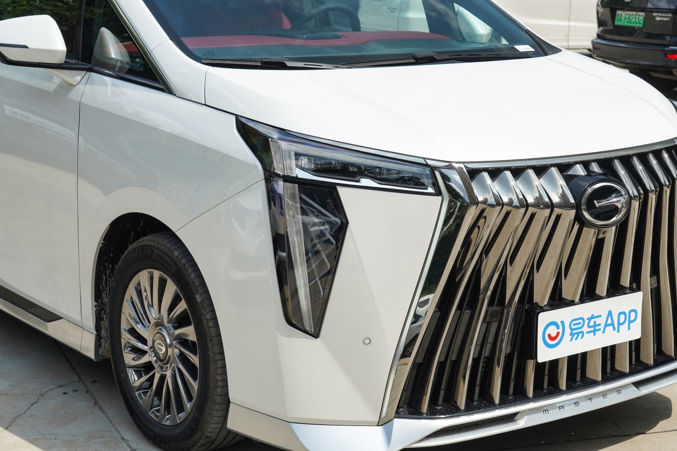 【传祺M8宗师系列 400T 旗舰版 7座大灯侧45度俯拍图片-汽车图片大全】-易车