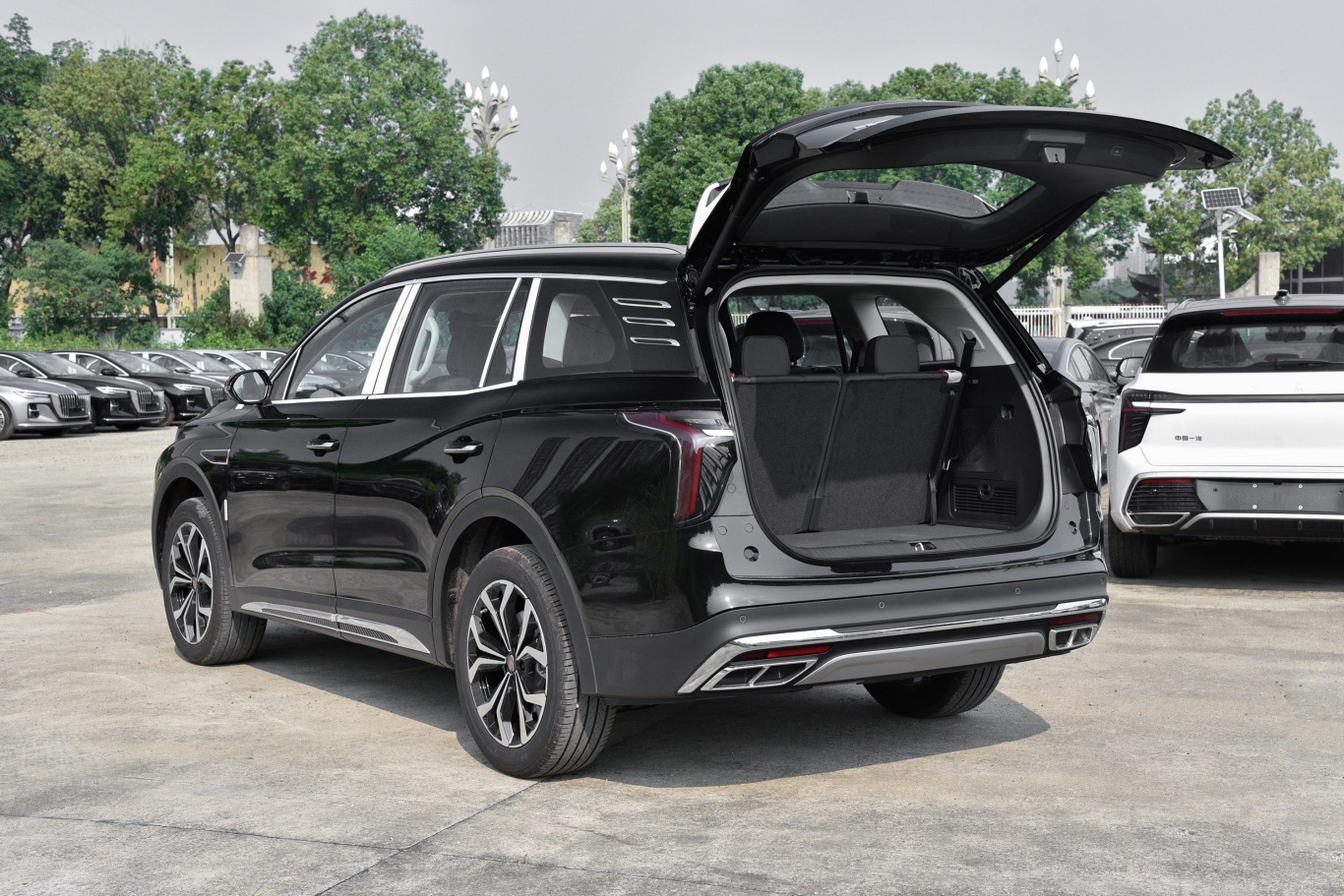 【红旗HS72.0T 两驱旗享版 6座后备厢开启45度侧拍图片-汽车图片大全】-易车