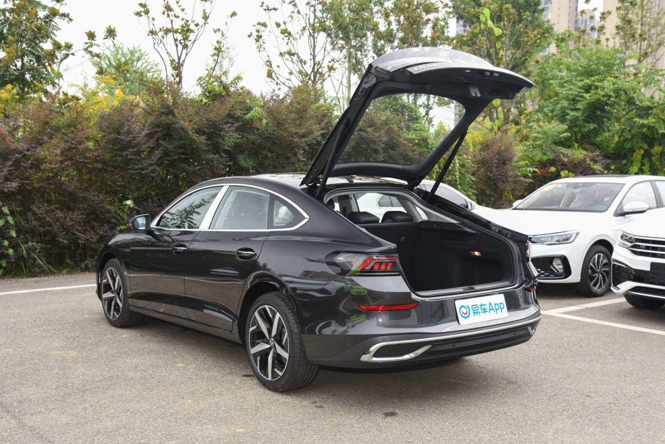 【凌渡凌渡L 280TSI 酷辣版后备厢开启45度侧拍图片-汽车图片大全】-易车