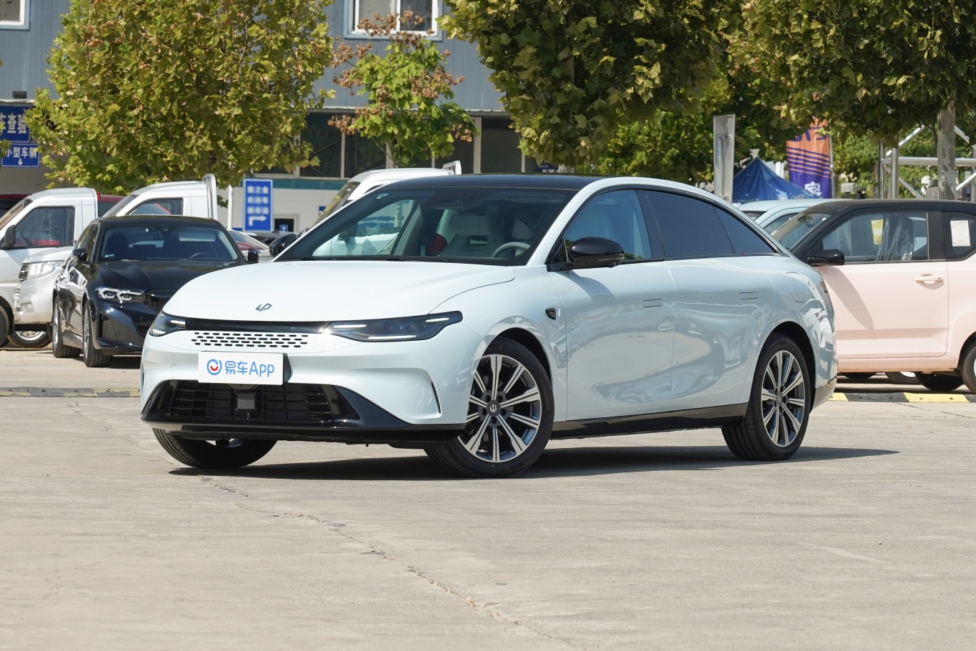 【零跑C01增程版 1.5L 216km 舒享版侧前45度车头向左水平图片-汽车图片大全】-易车