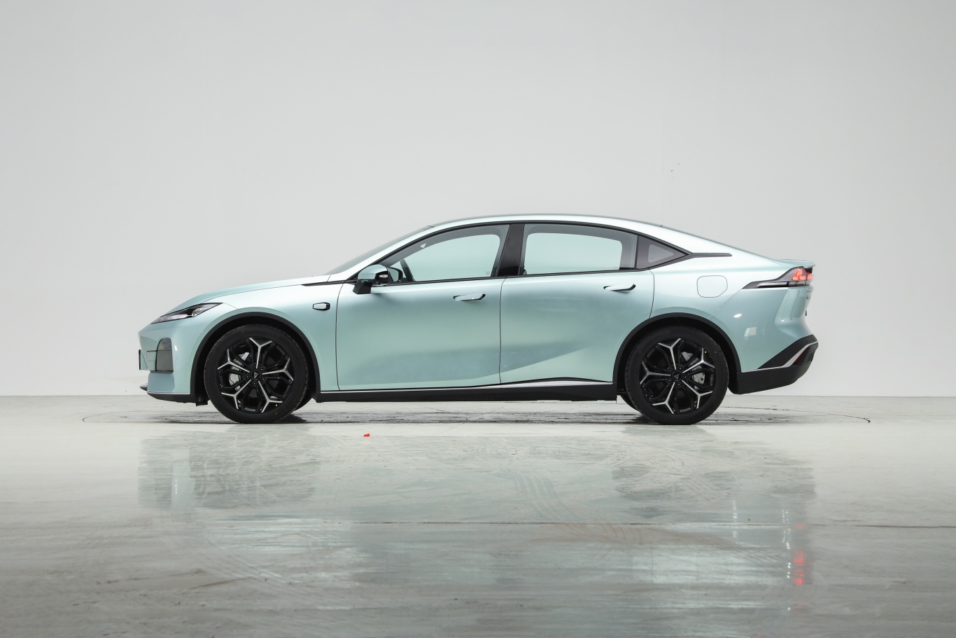 【深蓝SL03增程版 200km Max正侧车头向左水平图片-汽车图片大全】-易车