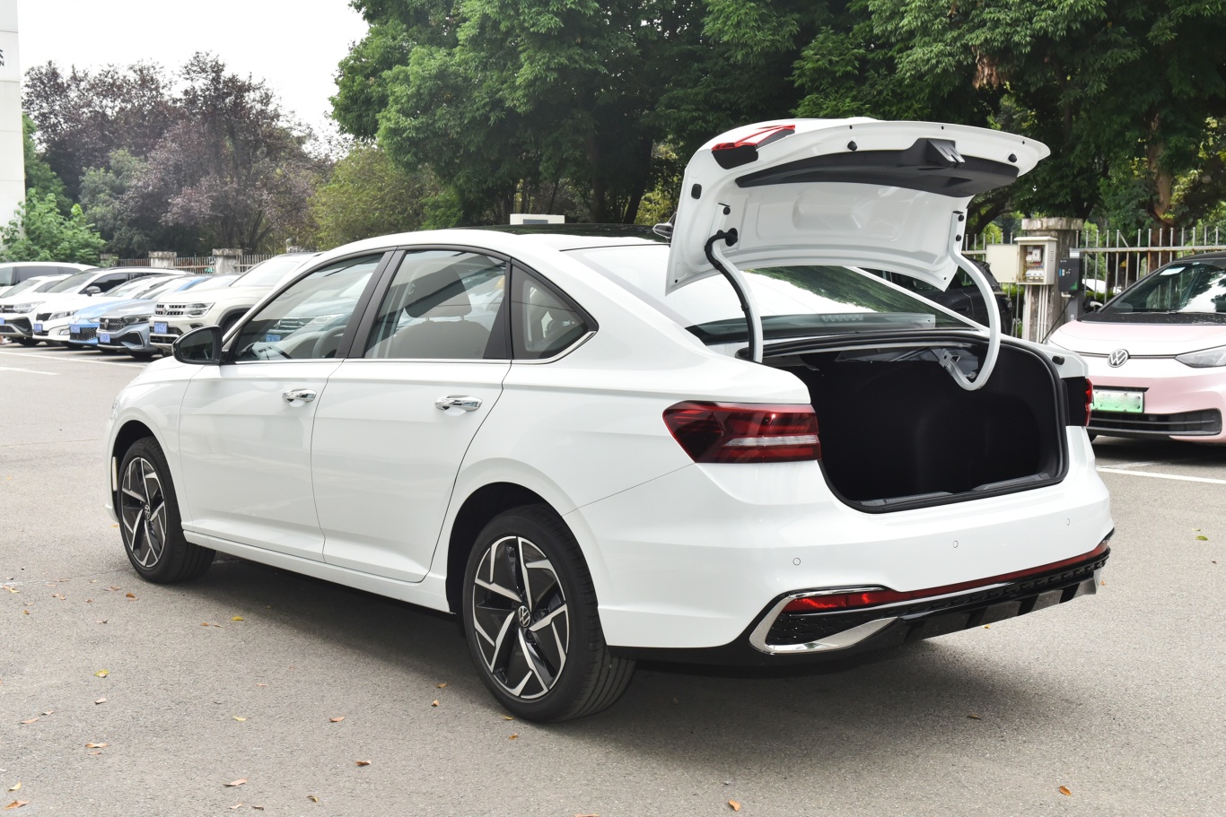 【朗逸300TSI 双离合星空满逸版后备厢开启45度侧拍图片-汽车图片大全】-易车