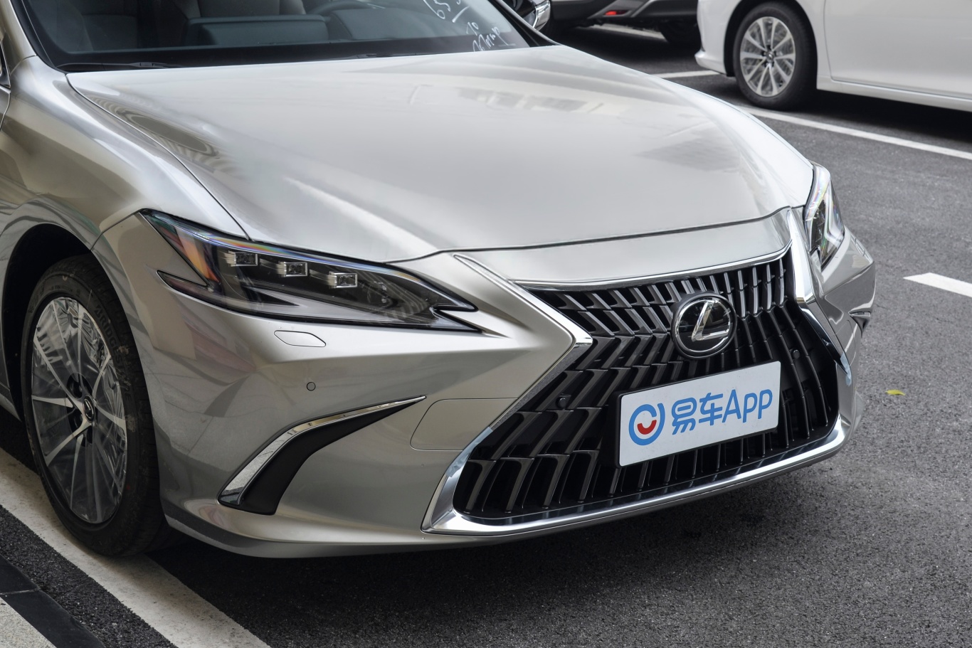 【雷克萨斯ES260 尊享版前格栅侧俯拍图片-汽车图片大全】-易车