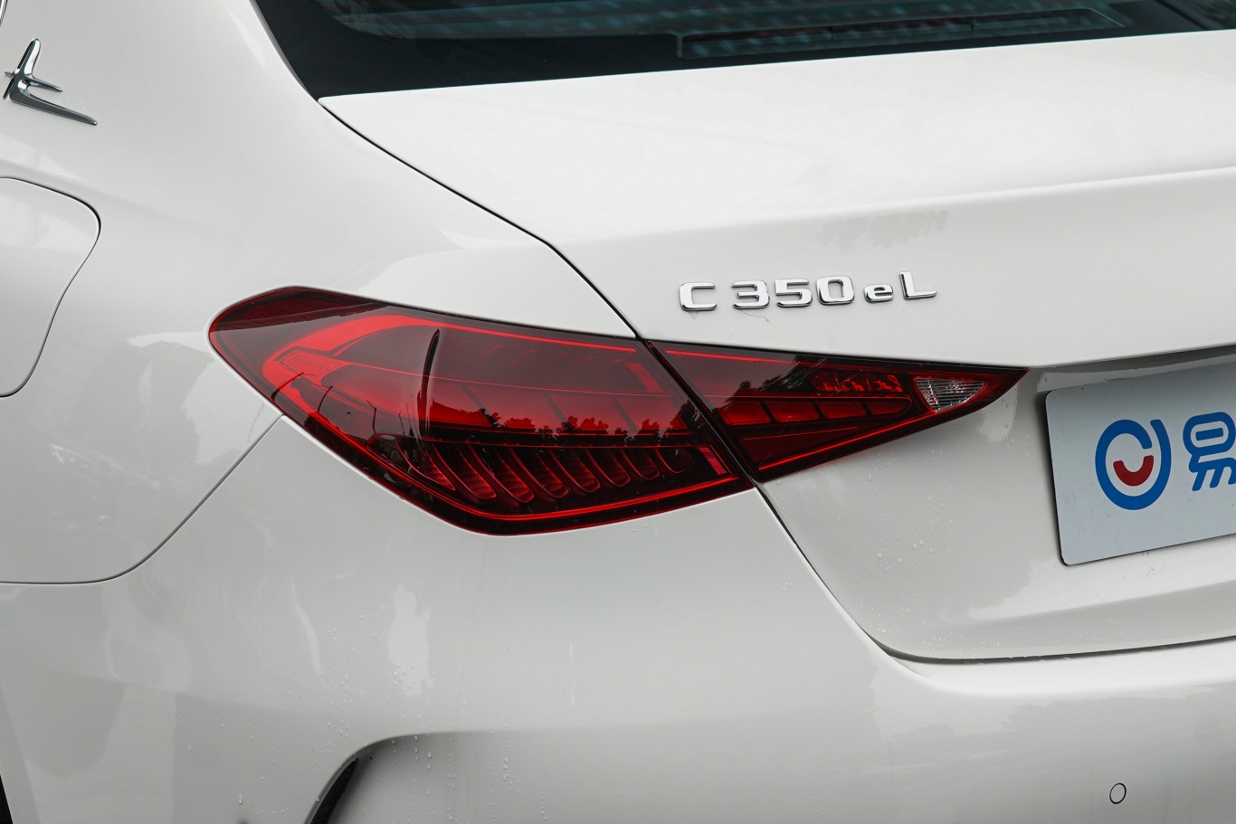 【奔驰C级 插电混动C 350 e L尾灯侧45度俯拍图片-汽车图片大全】-易车