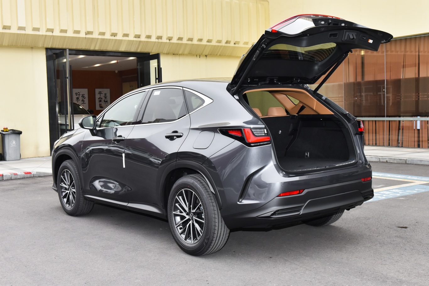 【雷克萨斯NX260 两驱创游特别版后备厢开启45度侧拍图片-汽车图片大全】-易车