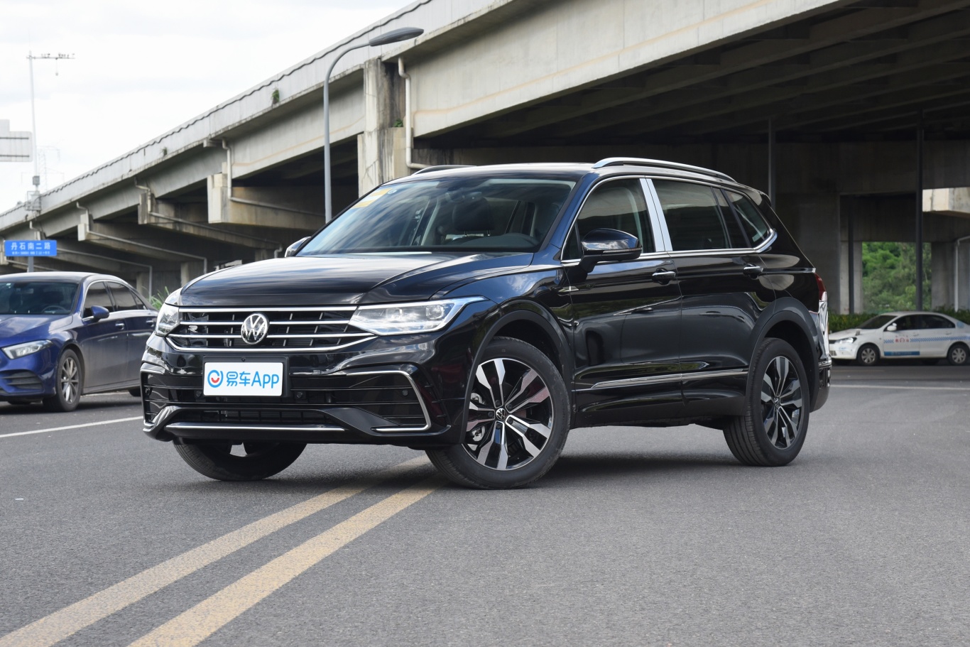 【途观L330TSI 两驱R-Line越享版 5座侧前45度车头向左水平图片-汽车图片大全】-易车