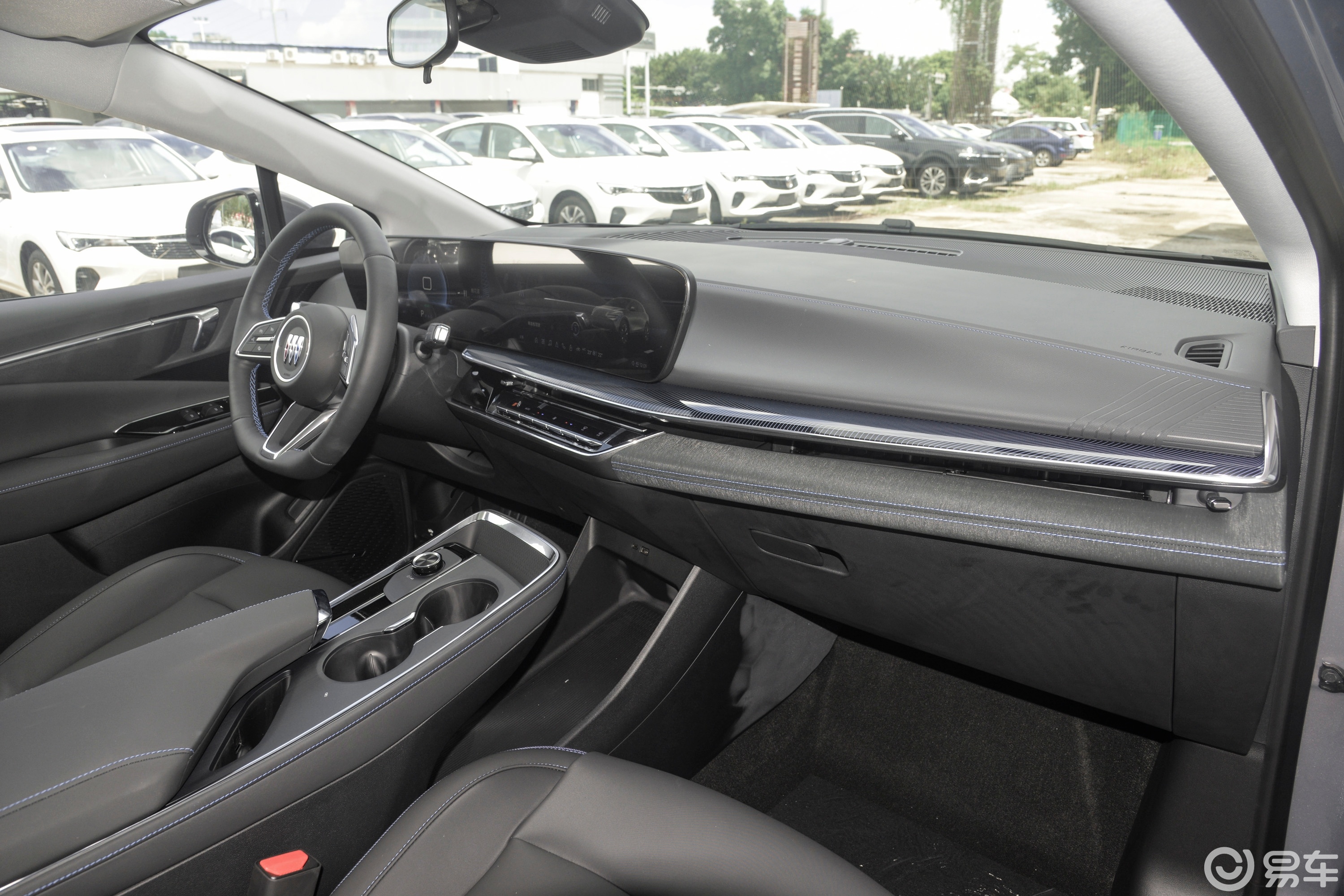 【别克E4530km 前驱智享版内饰全景副驾驶员方向图片-汽车图片大全】-易车