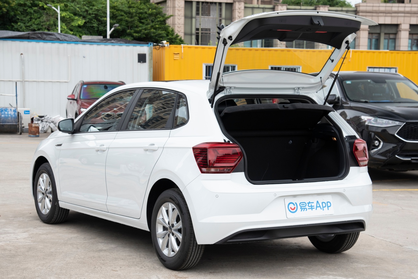 【PoloPlus 1.5L 自动炫彩科技版后备厢开启45度侧拍图片-汽车图片大全】-易车