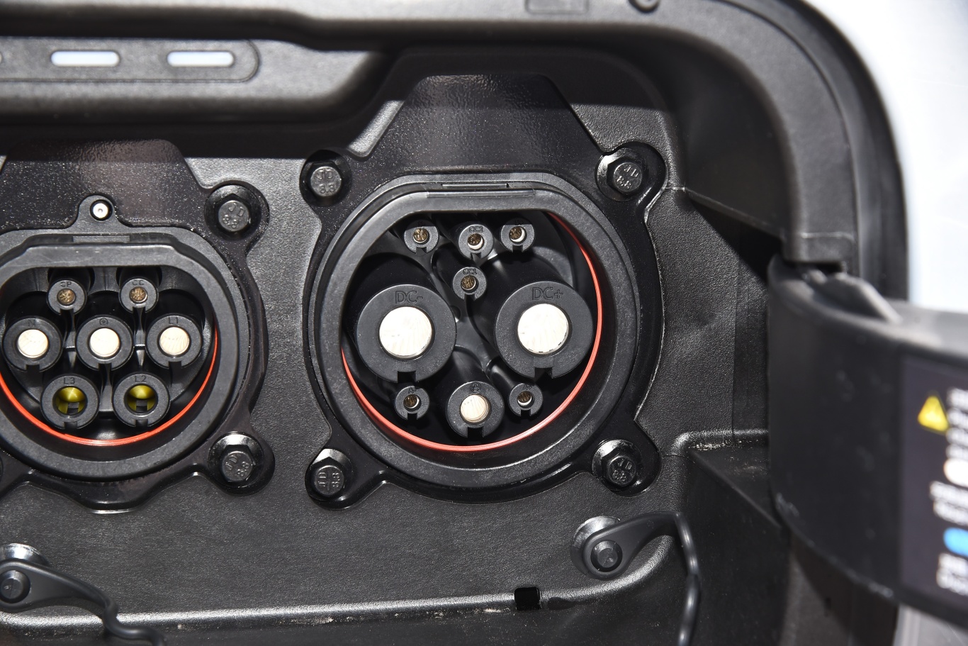 【零跑C11 增程版300km 300智享版快充充电口图片-汽车图片大全】-易车