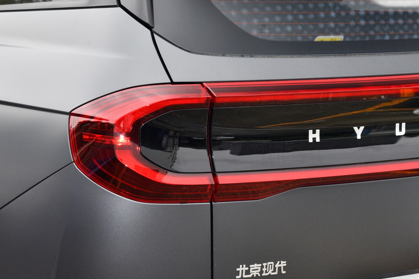 【现代ix35沐飒 2.0L LUX尊贵曜夜版尾灯侧45度俯拍图片-汽车图片大全】-易车