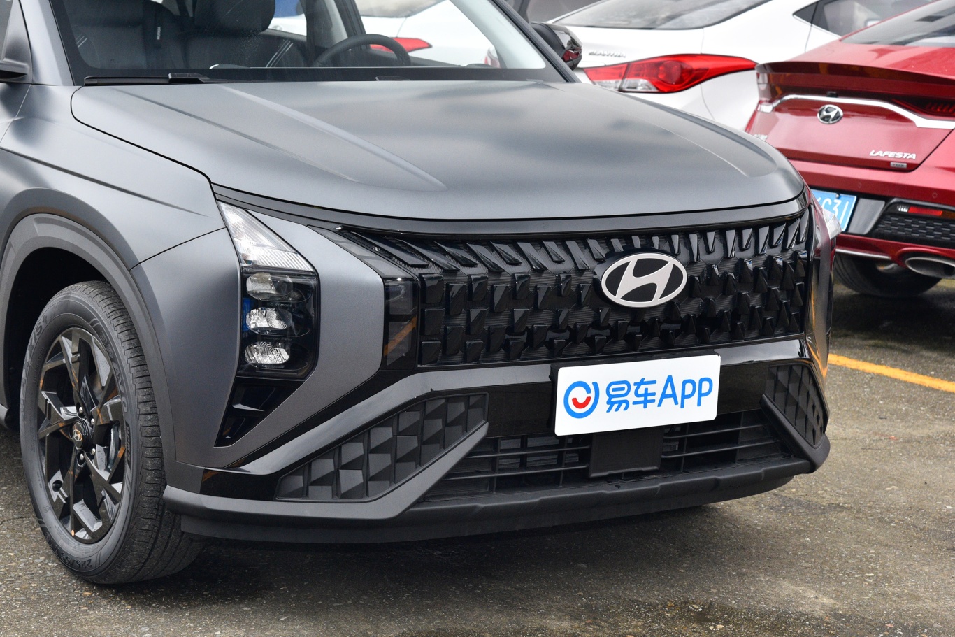 【现代ix35沐飒 2.0L LUX尊贵曜夜版前格栅侧俯拍图片-汽车图片大全】-易车