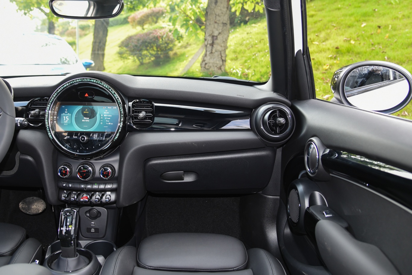 【MINI1.5T COOPER 国王十字特别版 五门版副驾驶位区域图片-汽车图片大全】-易车
