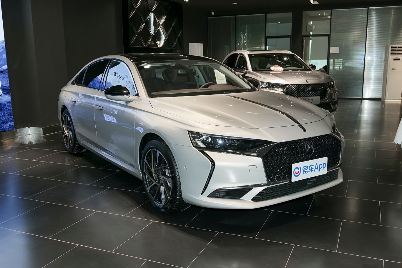 【DS 945THP 歌剧院版侧前45度车头向右水平图片-汽车图片大全】-易车