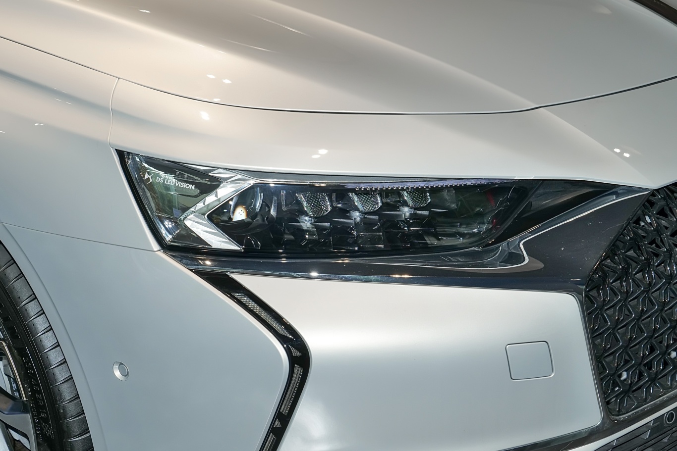 【DS 945THP 歌剧院版大灯侧45度俯拍图片-汽车图片大全】-易车