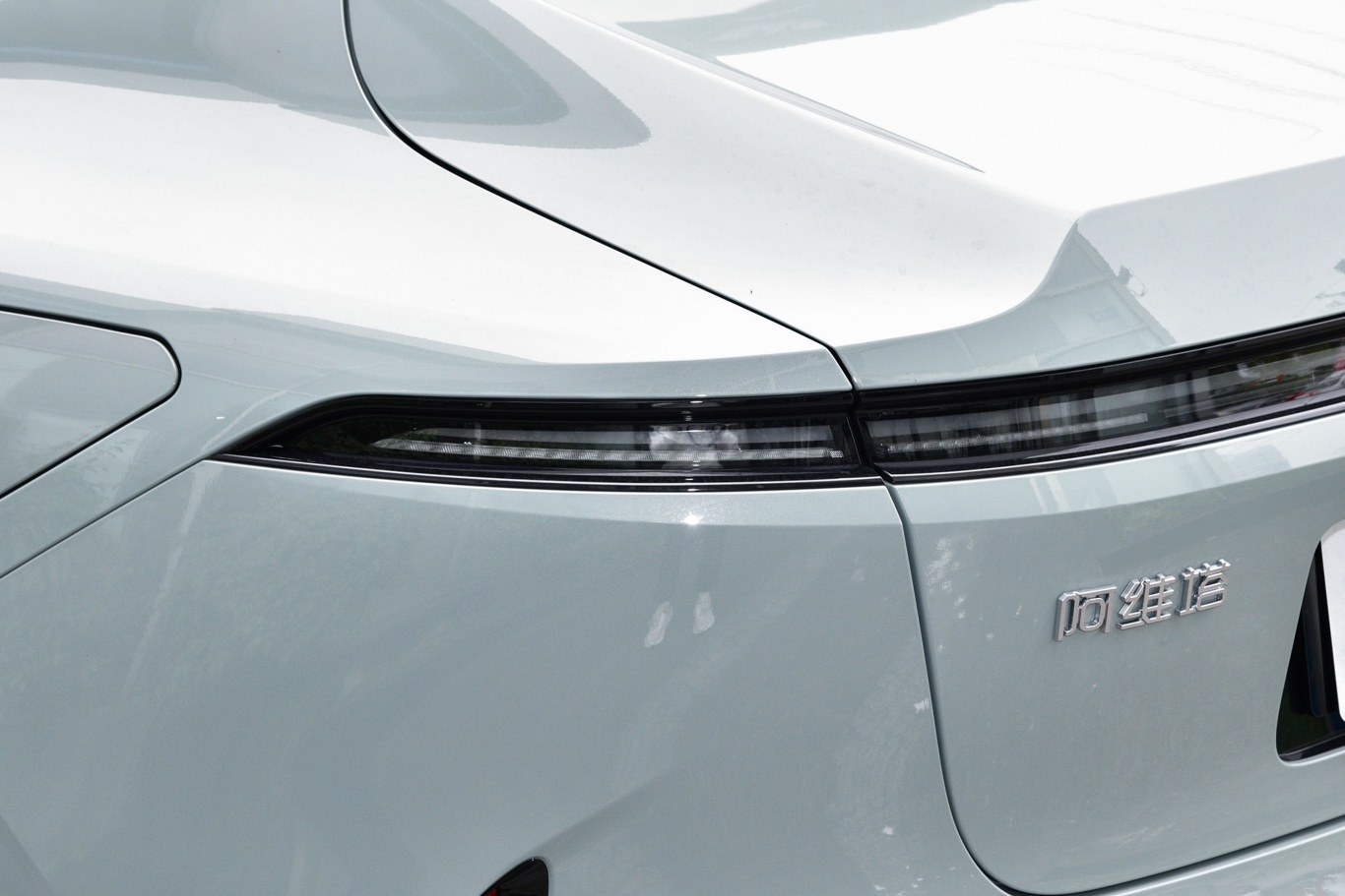 【阿维塔11鸿蒙版 630km 后驱版 5座尾灯侧45度俯拍图片-汽车图片大全】-易车