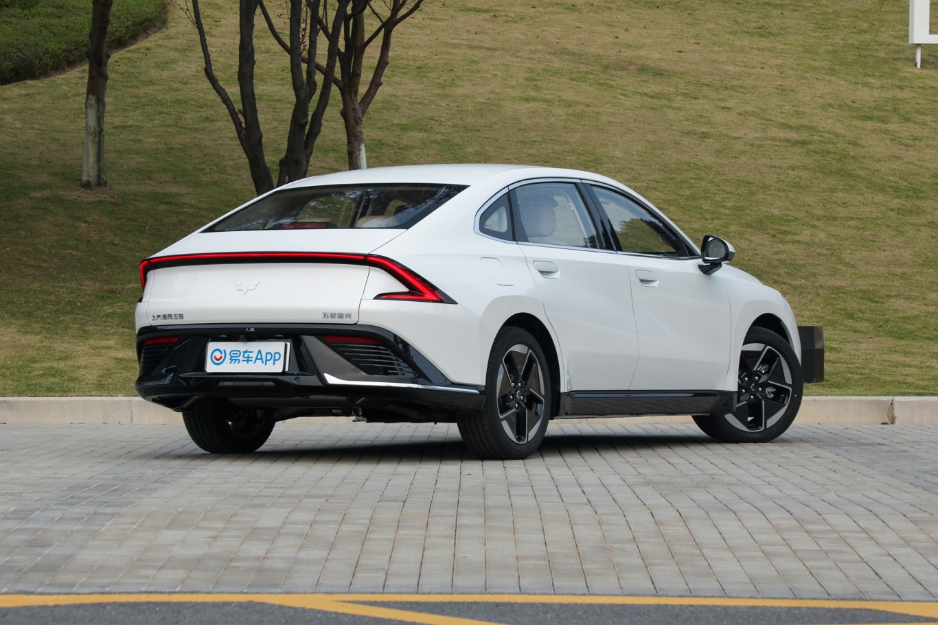 【五菱星光1.5L 150km 进阶版侧后45度车头向右水平图片-汽车图片大全】-易车