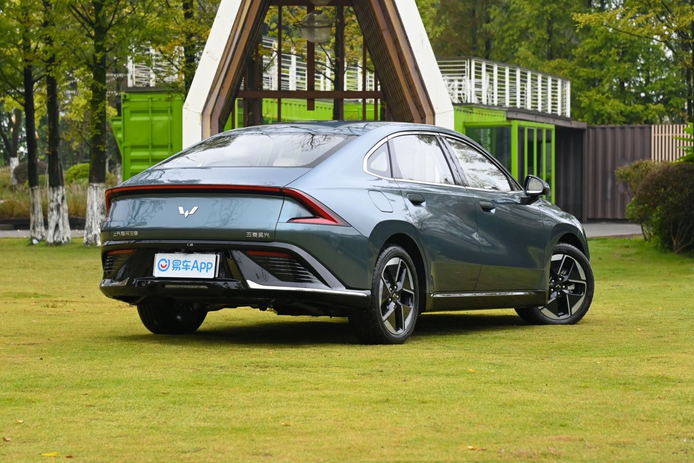 【五菱星光插电混动 1.5L 150km 进阶版侧后45度车头向右水平图片-汽车图片大全】-易车