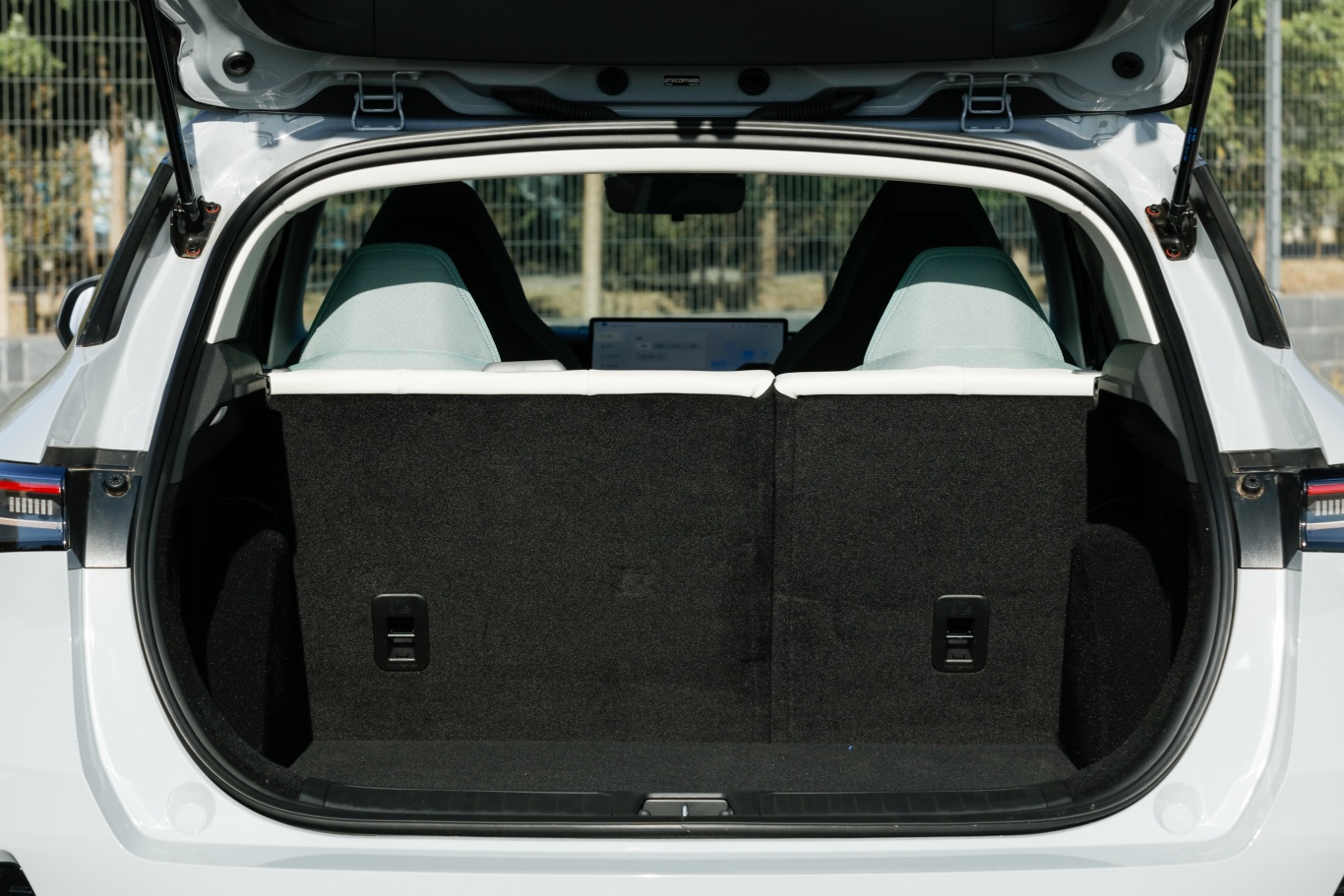 【领克06 EM-PEM-P 1.5L 126km 长续航Pro后备厢空间特写图片-汽车图片大全】-易车