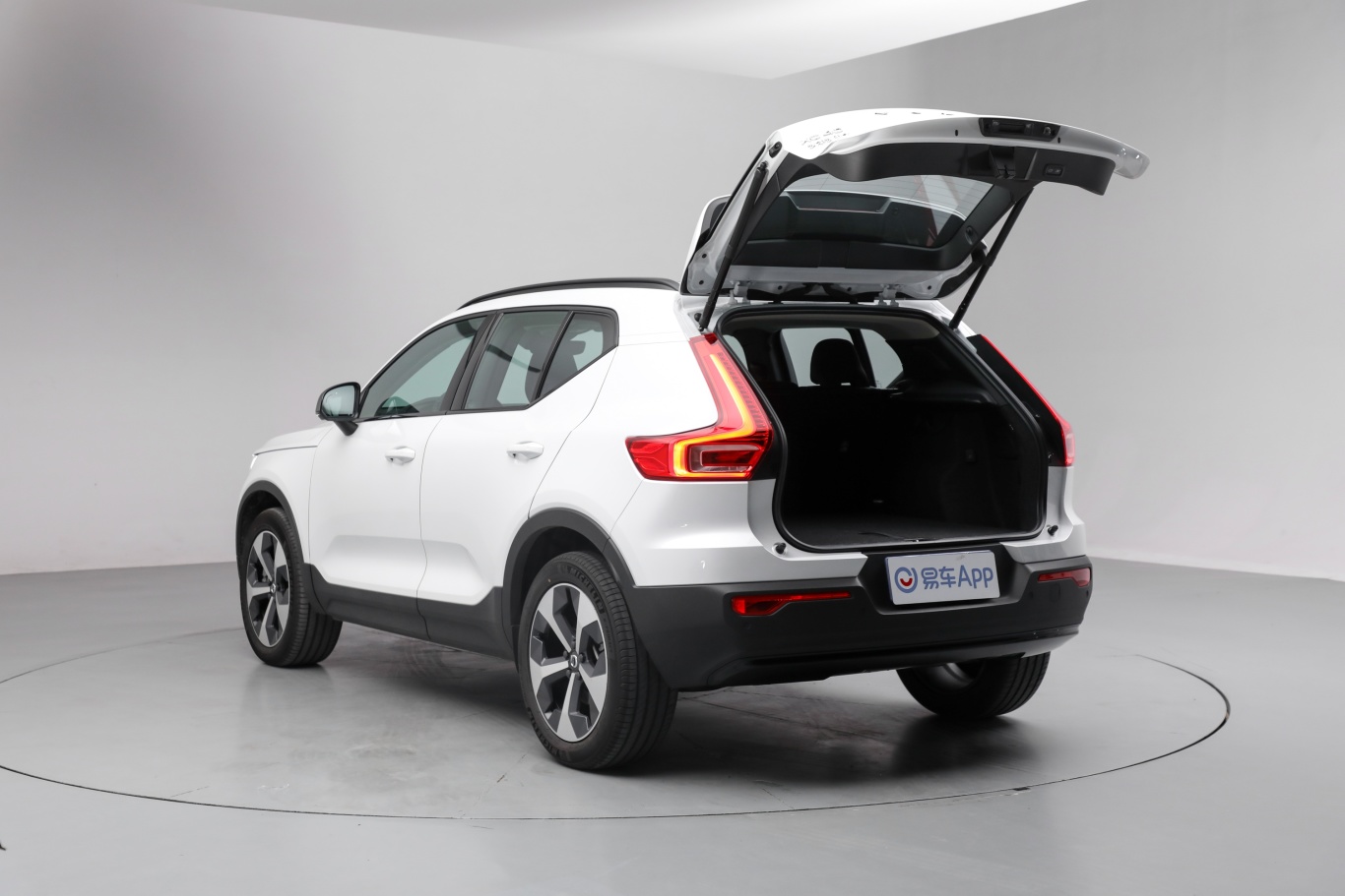 【沃尔沃XC40B4 四驱智雅运动版后备厢开启45度侧拍图片-汽车图片大全】-易车