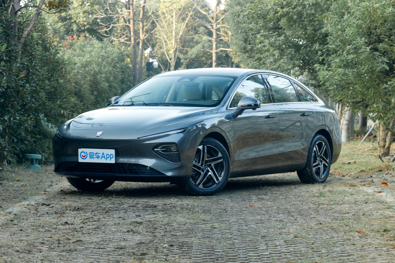 【荣威D7纯电动 610km 后驱旗舰版侧前45度车头向左水平图片-汽车图片大全】-易车